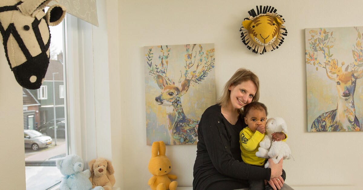 Moeder worden in coronatijd: ‘Ook door een raam kun je de liefde voelen ...