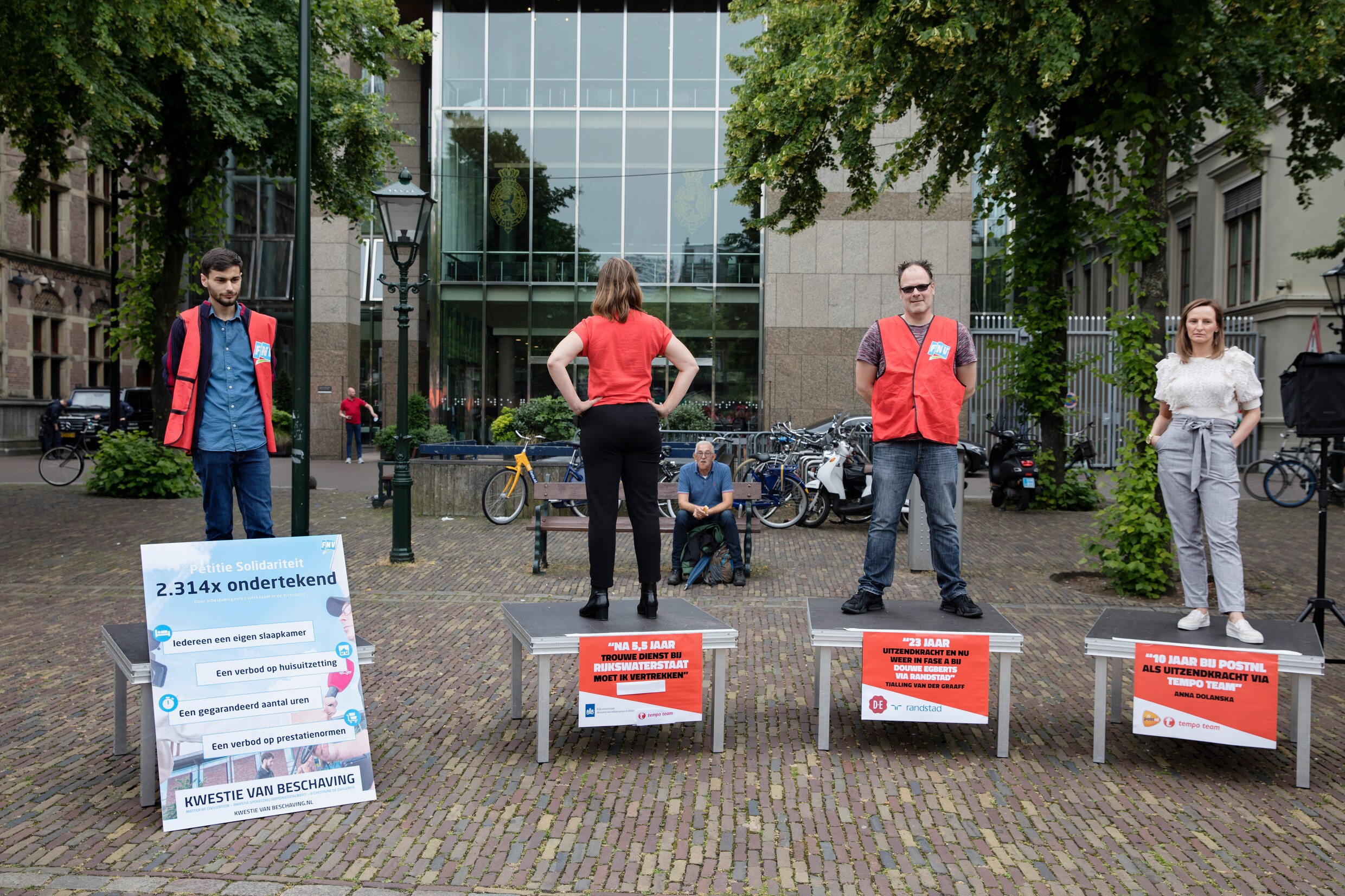 Arbeidsmigrant betaalt 800 euro voor een paar vierkante meter en een ...