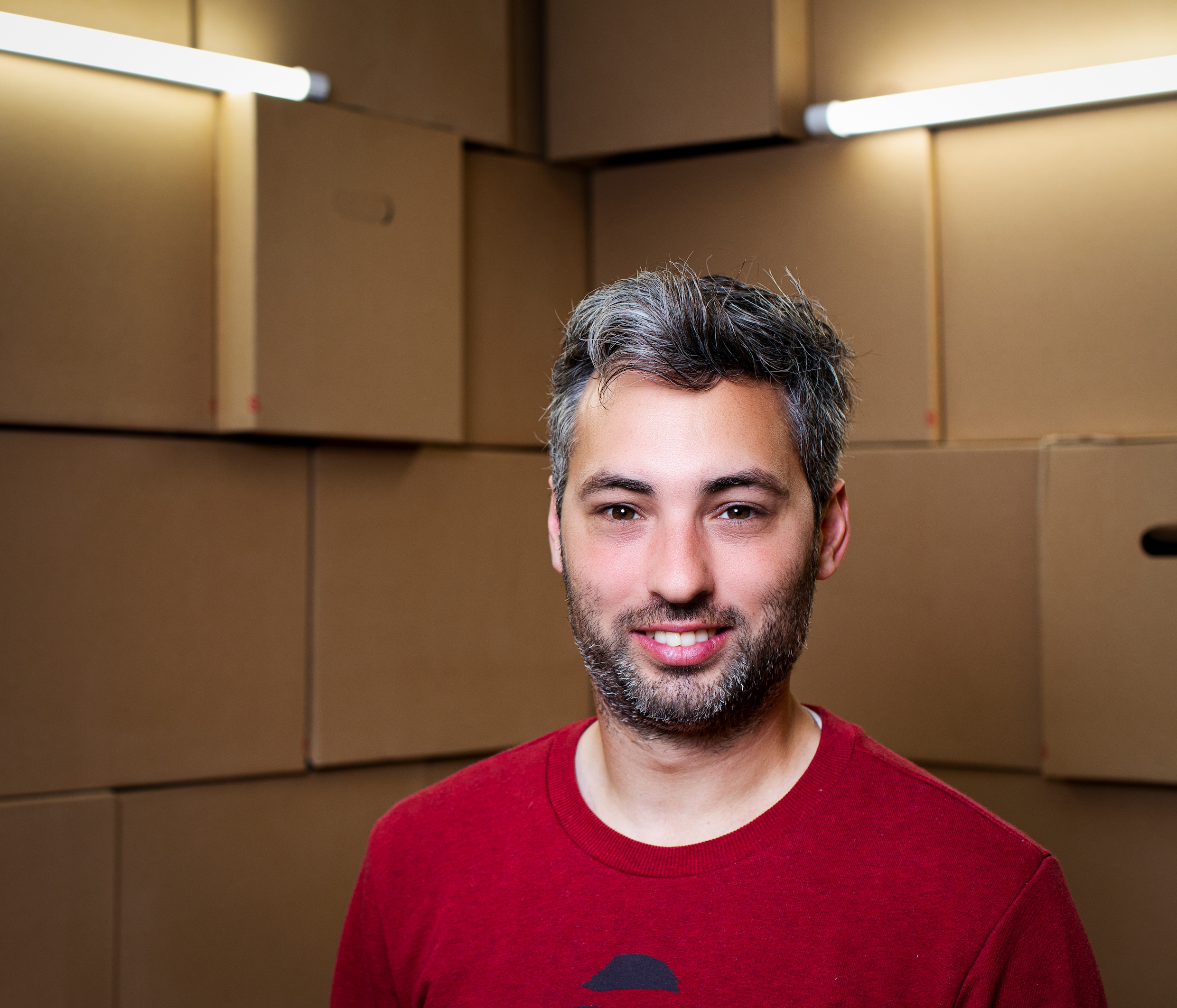 Ilay den Boer werkte bij de IND en maakte er een voorstelling over. ‘Ik ...