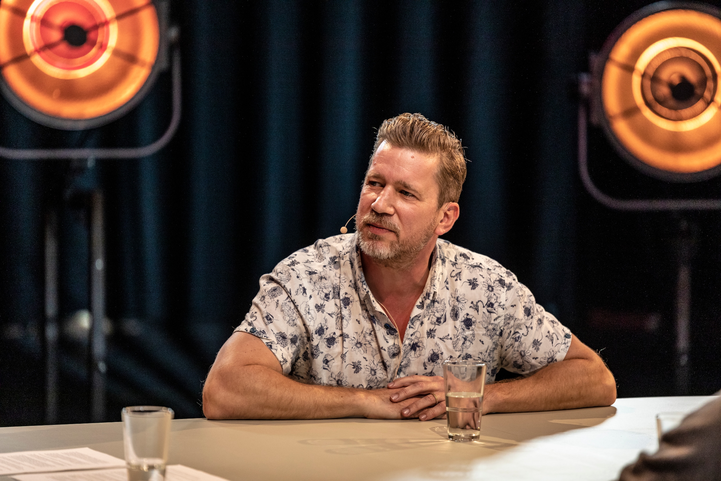 Toneelschrijver Jibbe Willems legt uit hoe je een toneeltekst leest ...