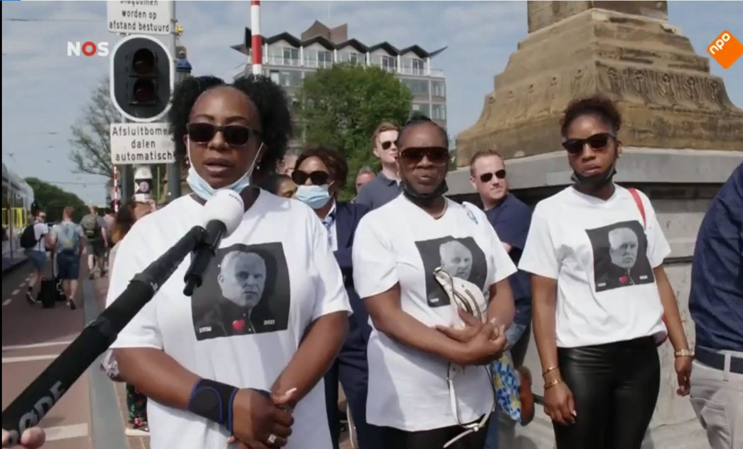 In de rij voor de kist van Peter R. de Vries zagen we opnieuw het ...