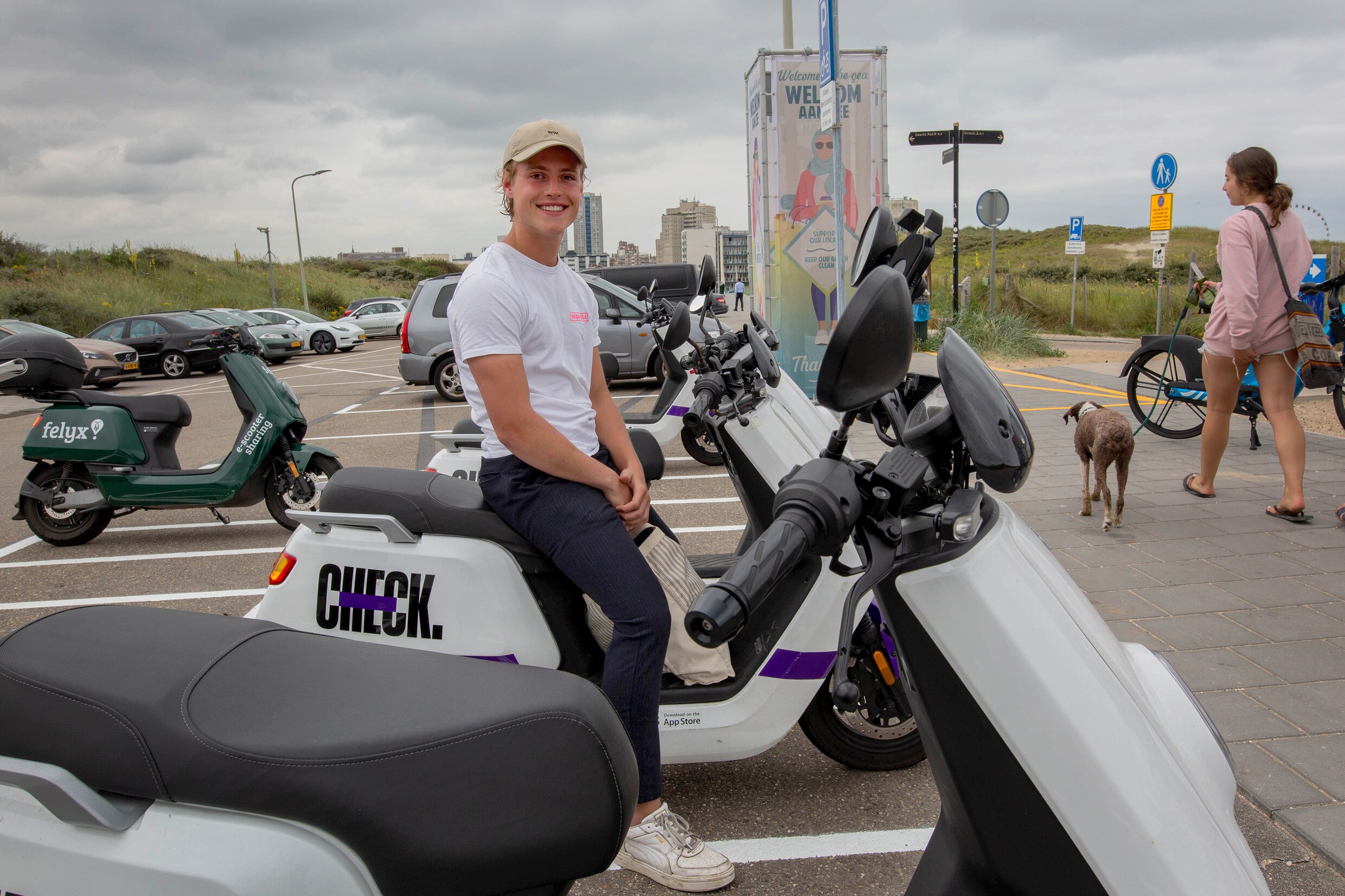 Deelscooters mateloos populair in Scheveningen, maar niet iedereen is ...