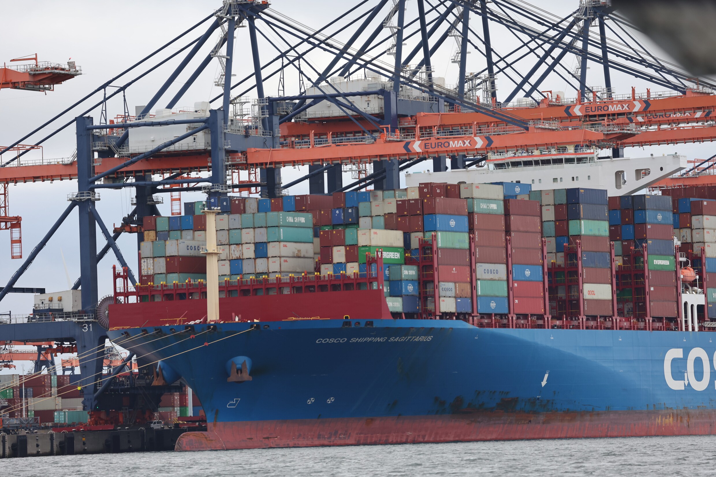 Nog nooit verwerkte Rotterdam zoveel containers | Trouw