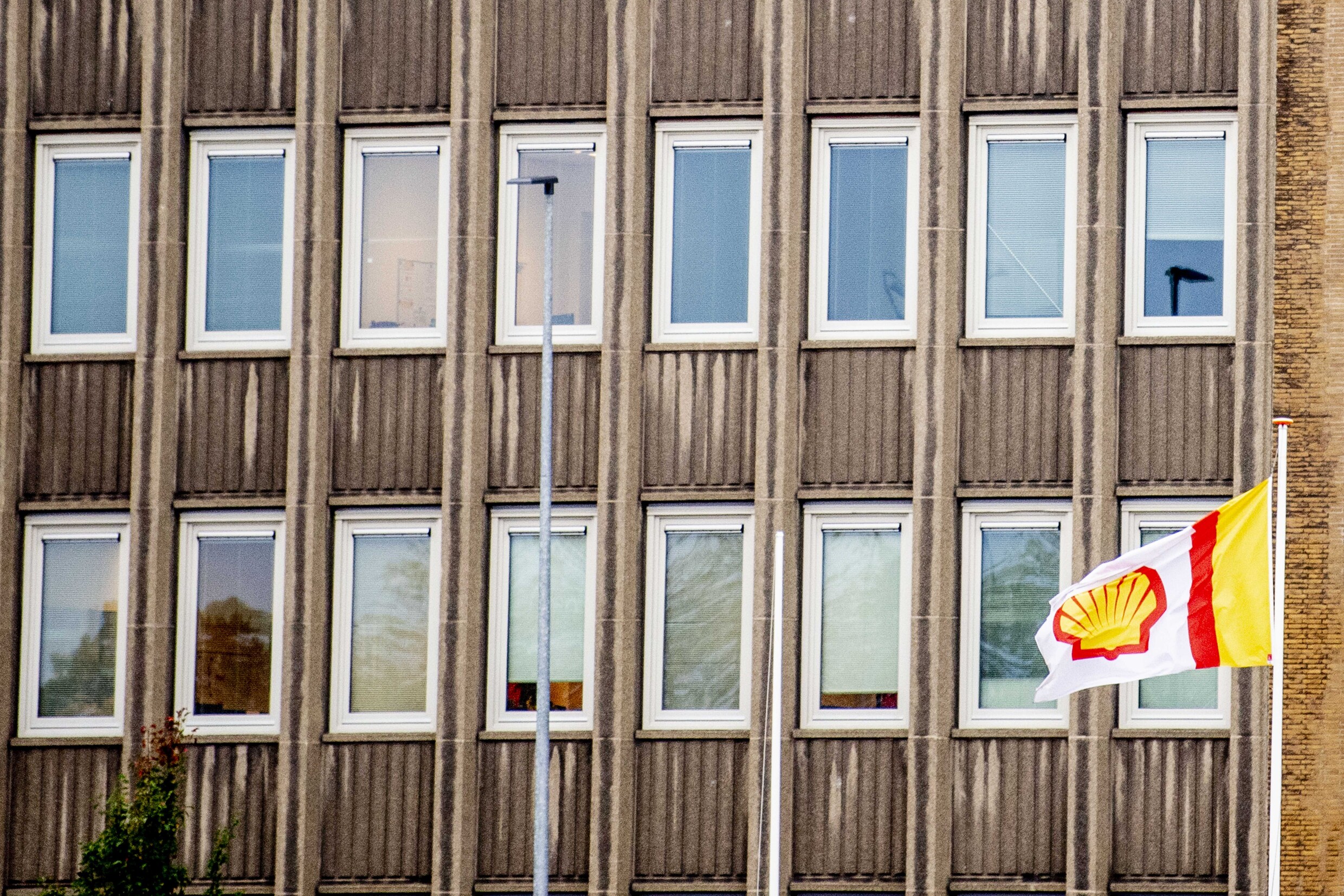 Relatie Shell-Binnenhof was al langer bekoeld | Trouw