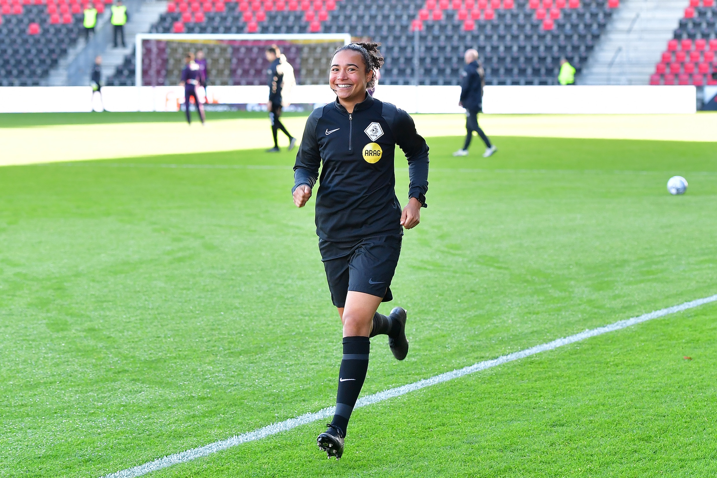 Eerste vrouwelijke grensrechter in de eredivisie Franca Overtoom is ...