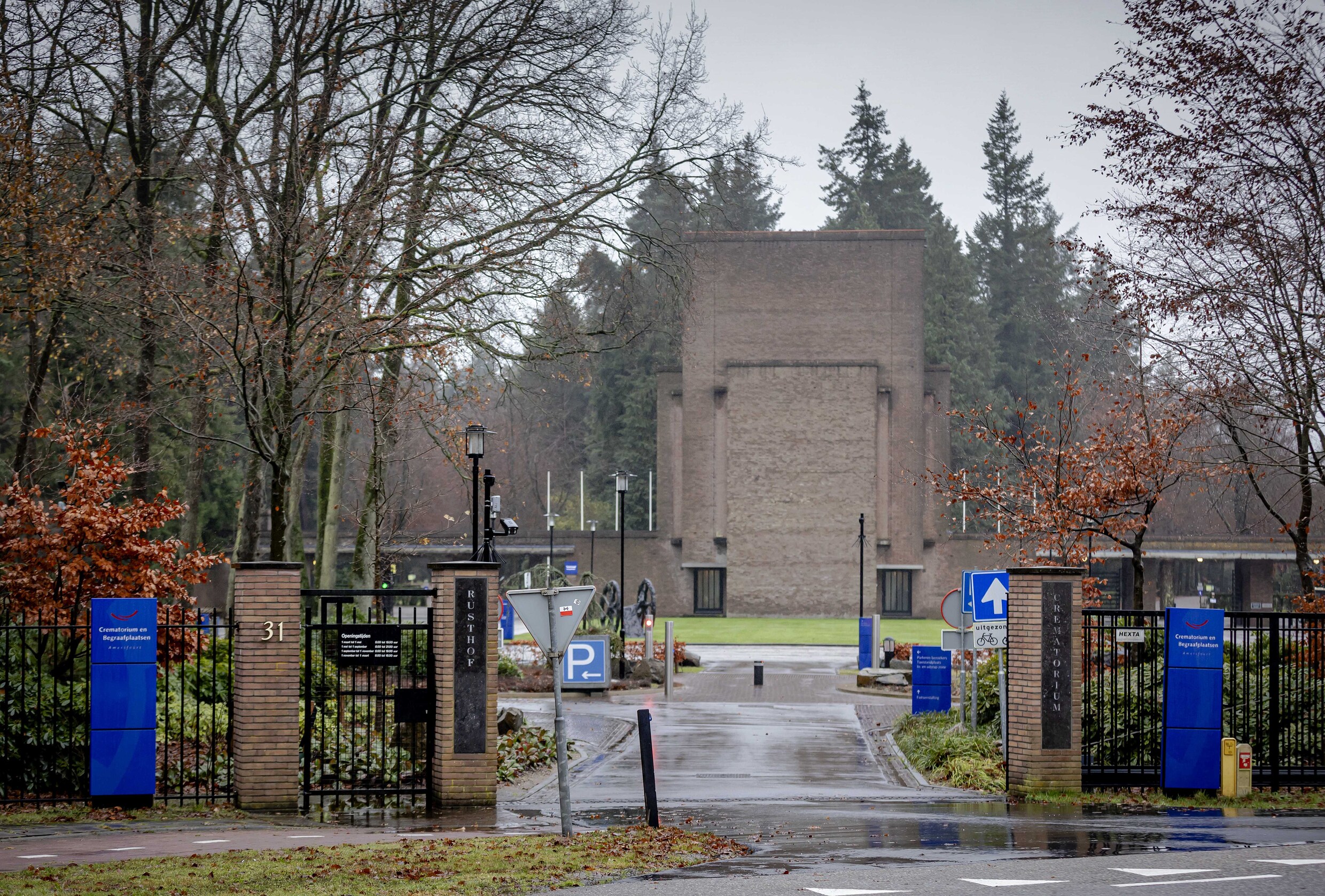 Nabestaanden laten dierbaren herbegraven na grafschennis door seance ...