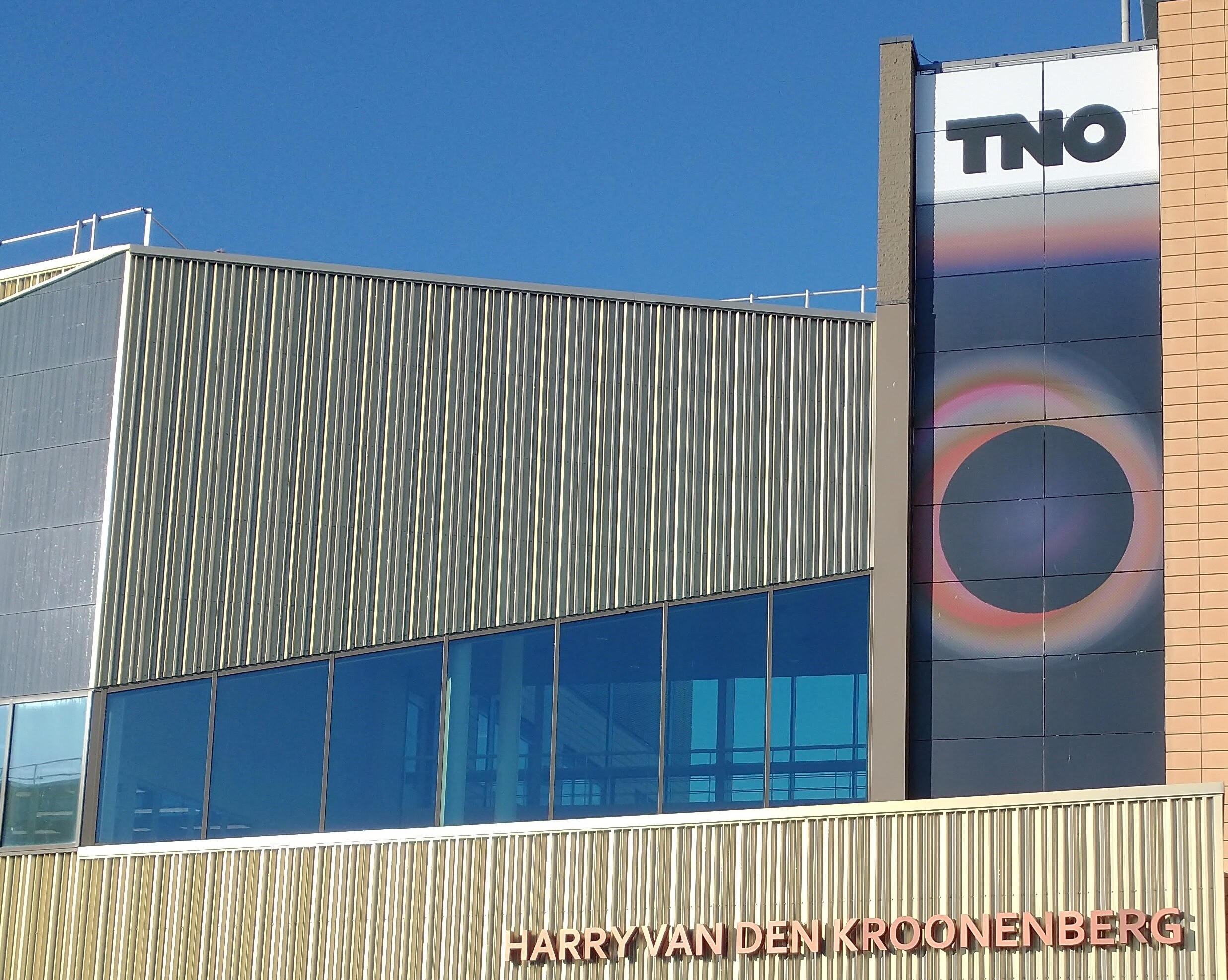 Gebouw inpakken in zonnepanelen maakt van stad een energiecentrale | Trouw