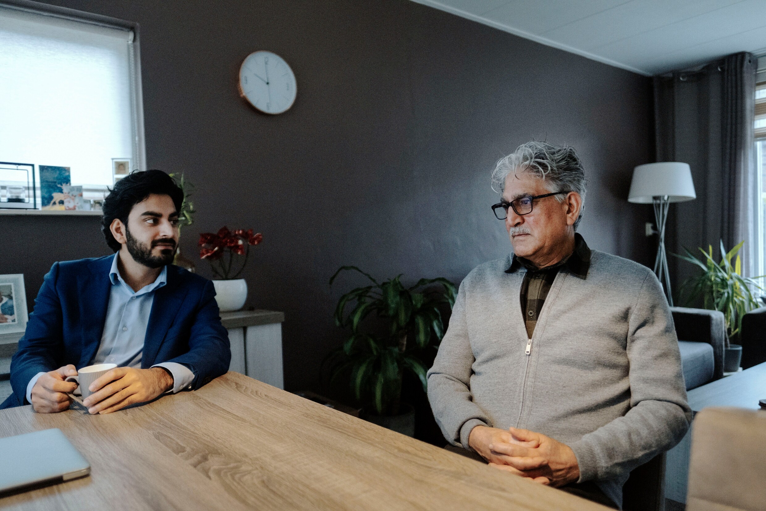 Sinds Jawid als oorlogsmisdadiger is bestempeld staat zijn leven stil ...