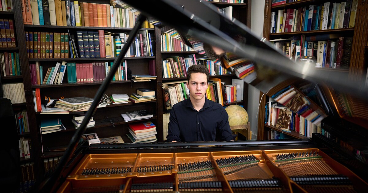 Als pianist Nikola Meeuwsen begint aan Schumann, komt er een speels ...