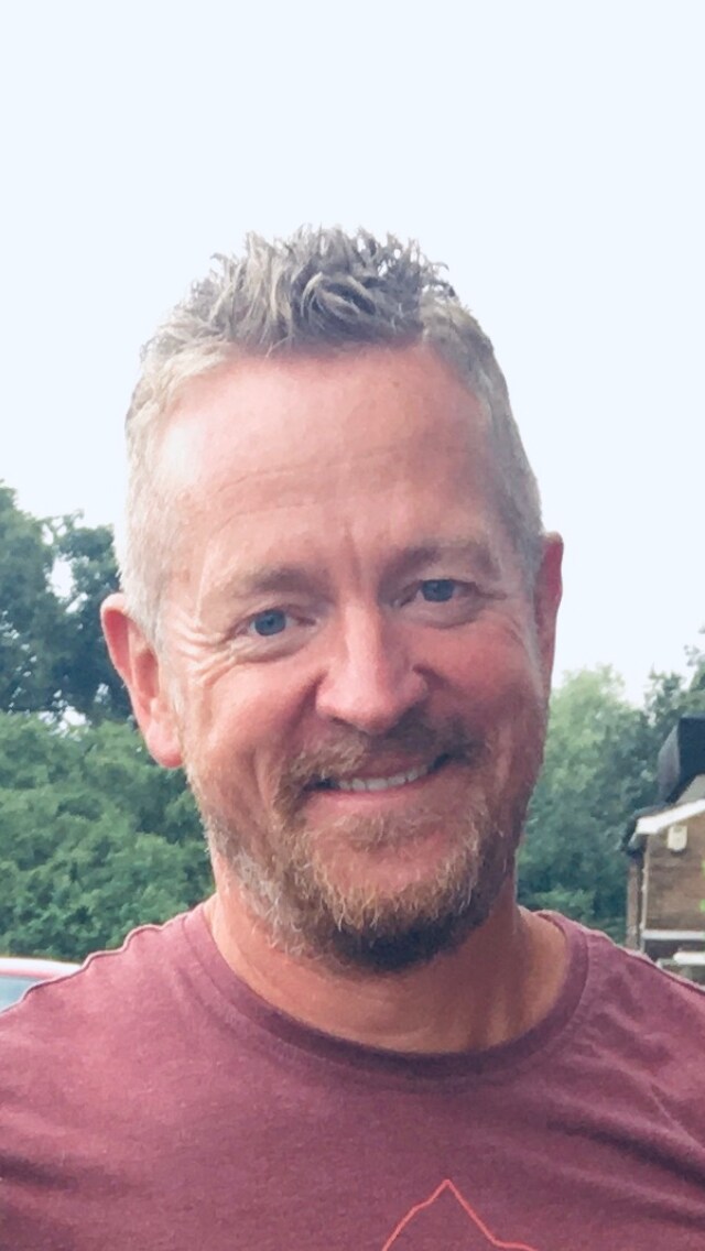 Zijn lot hangt aan een zijden draadje na partygate, maar bij zijn fans ...