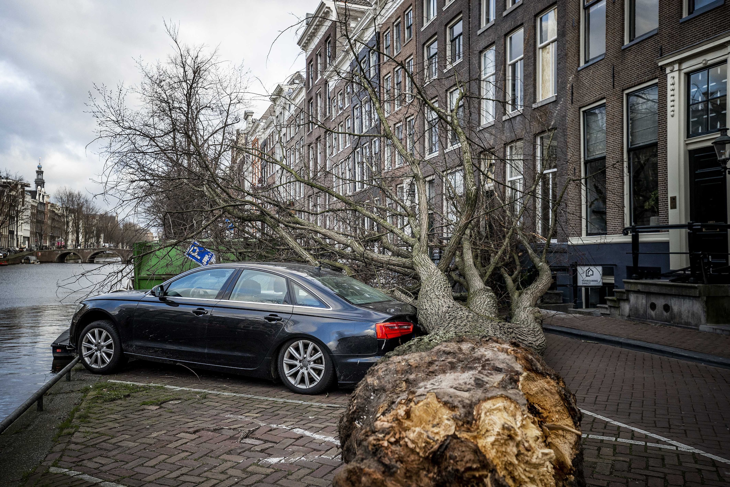 Stormschade Eunice loopt in miljoenen, nieuwe storm raast voorbij | Trouw