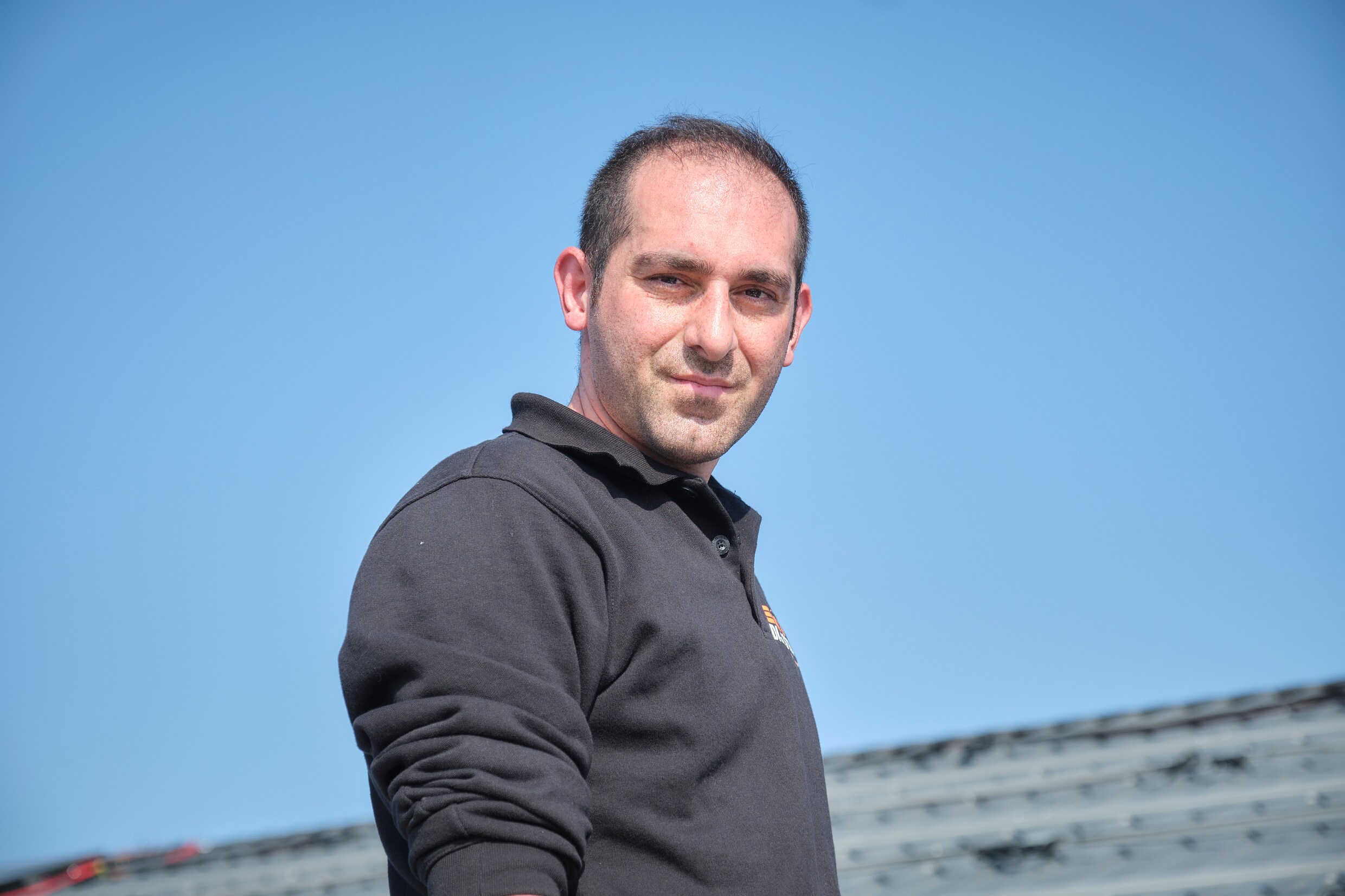 Oud-tandarts uit Kiev legt zonnepanelen op Friese daken: ‘Ik wil graag ...