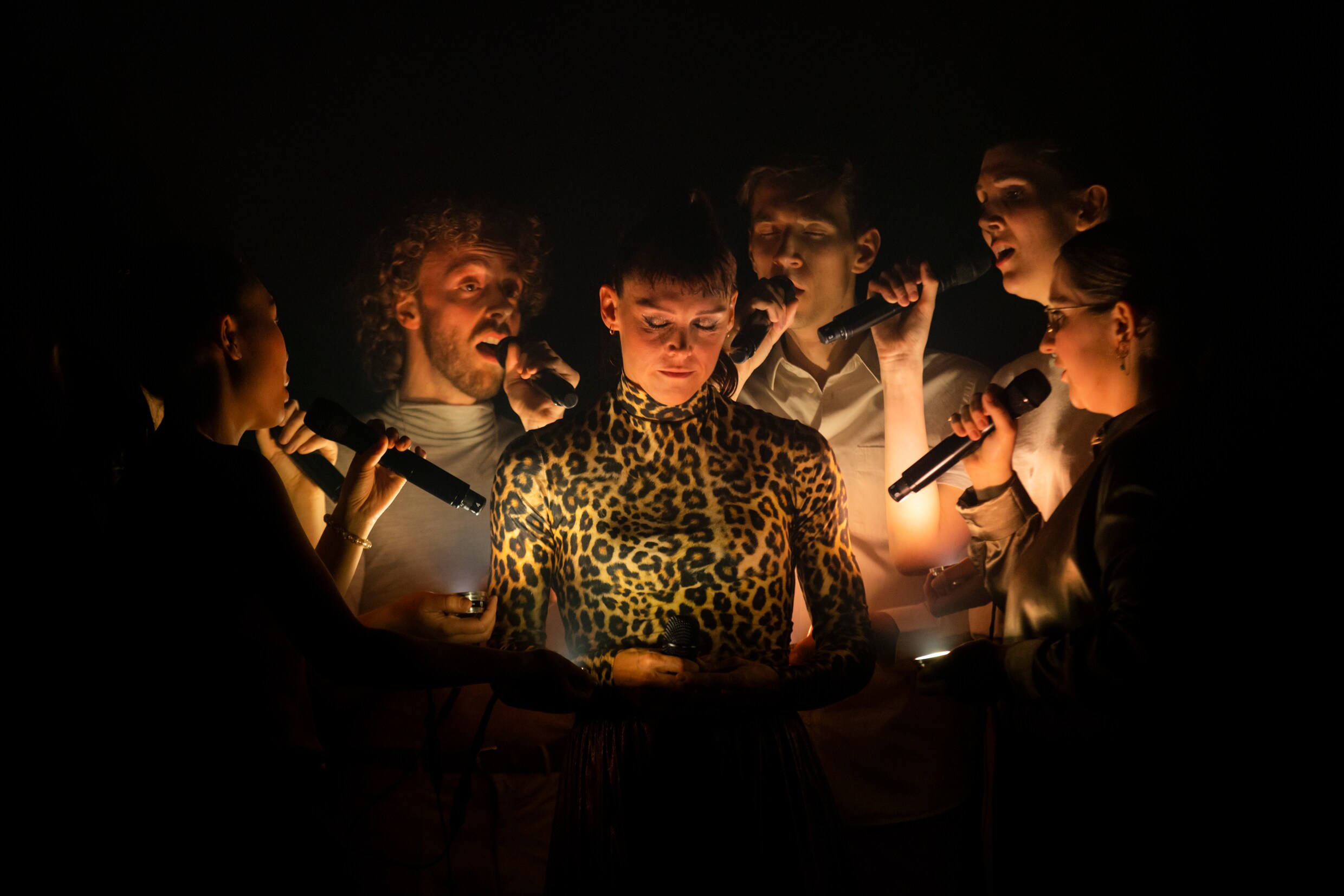 Met intense songs vol poëtische teksten zingt Wende het leven | Trouw