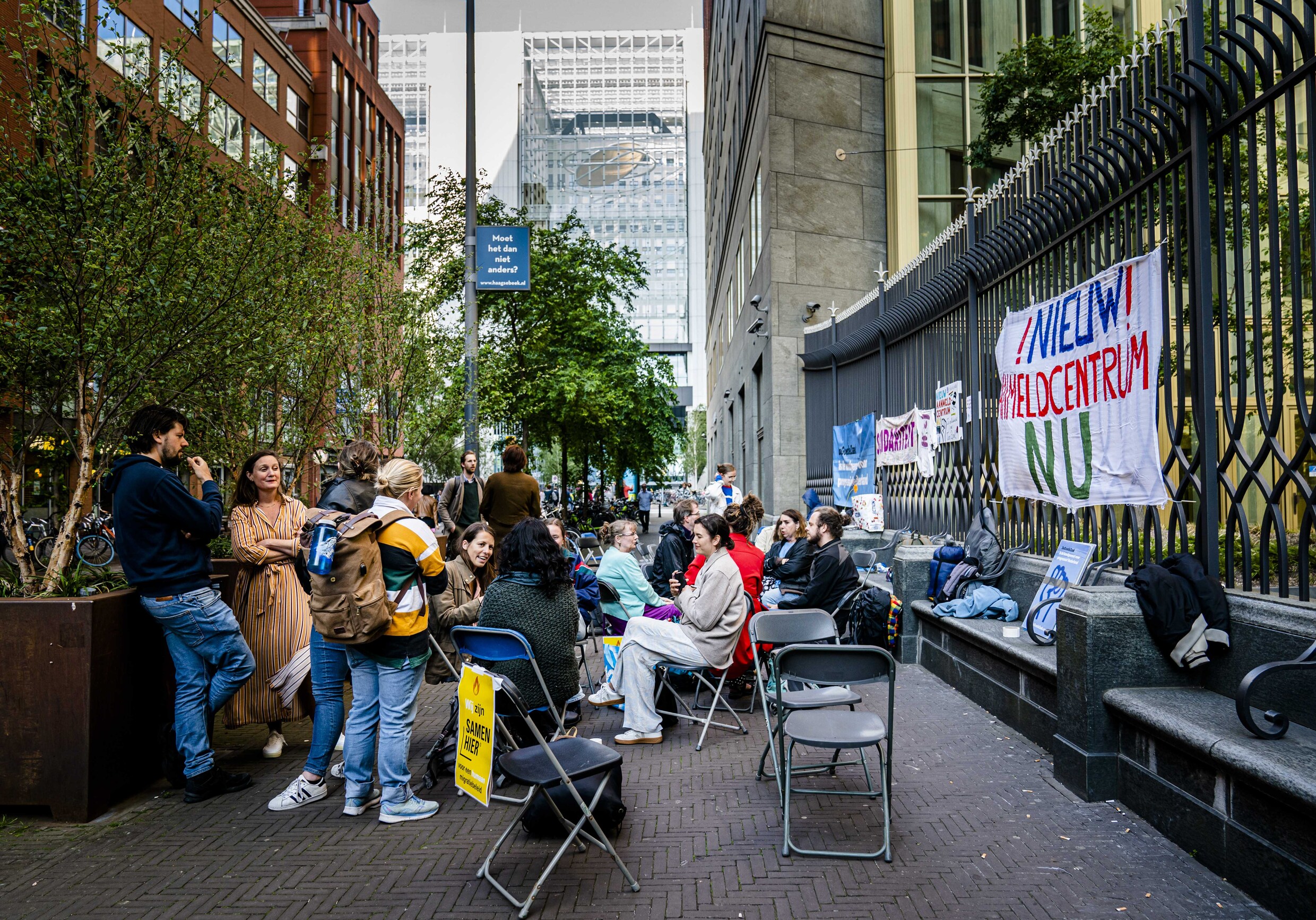 Slapen op een klapstoel uit solidariteit met de opvangcrisis in Ter ...