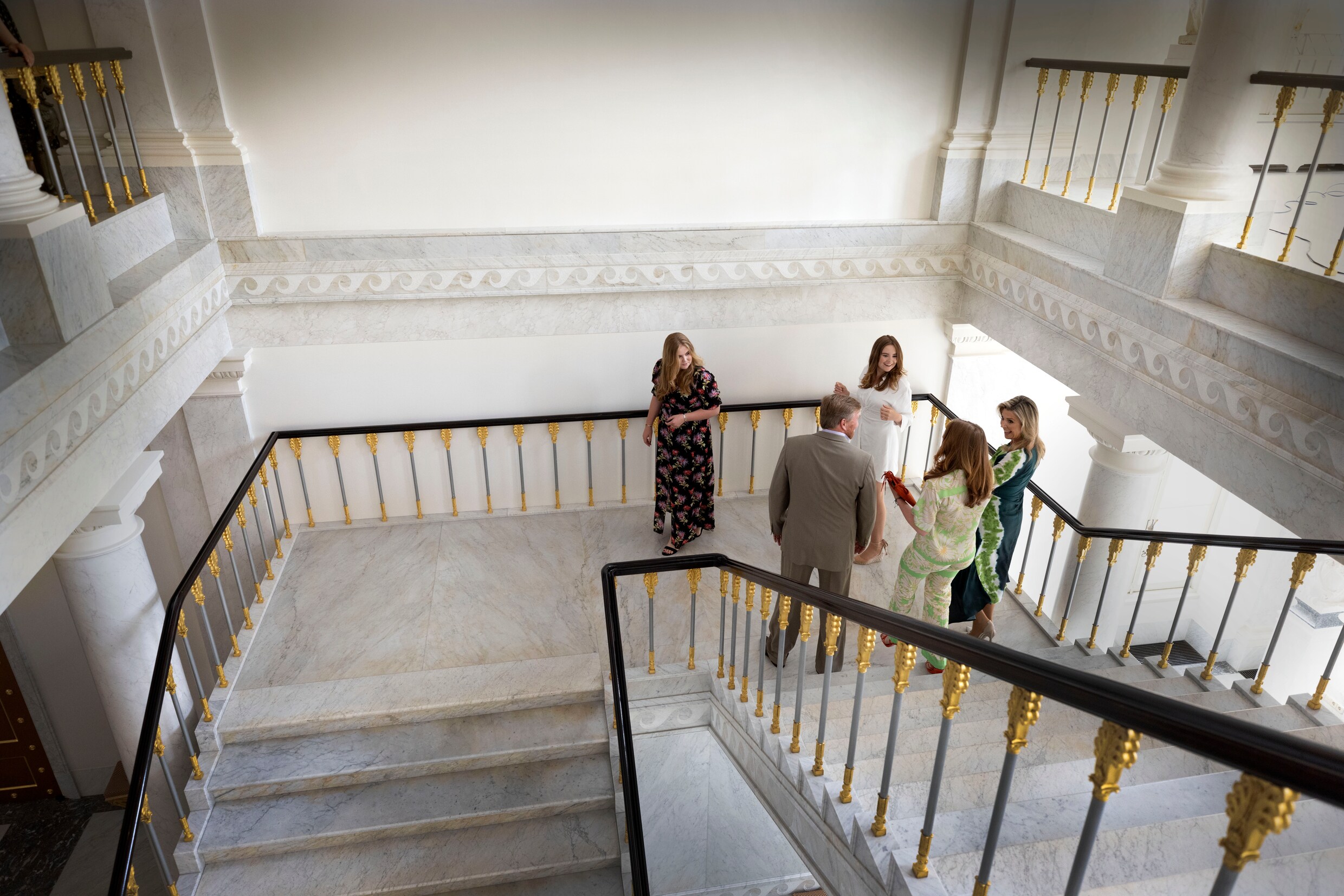 Oranjes poseren voor hun zomerse fotosessie niet op het strand, maar in ...