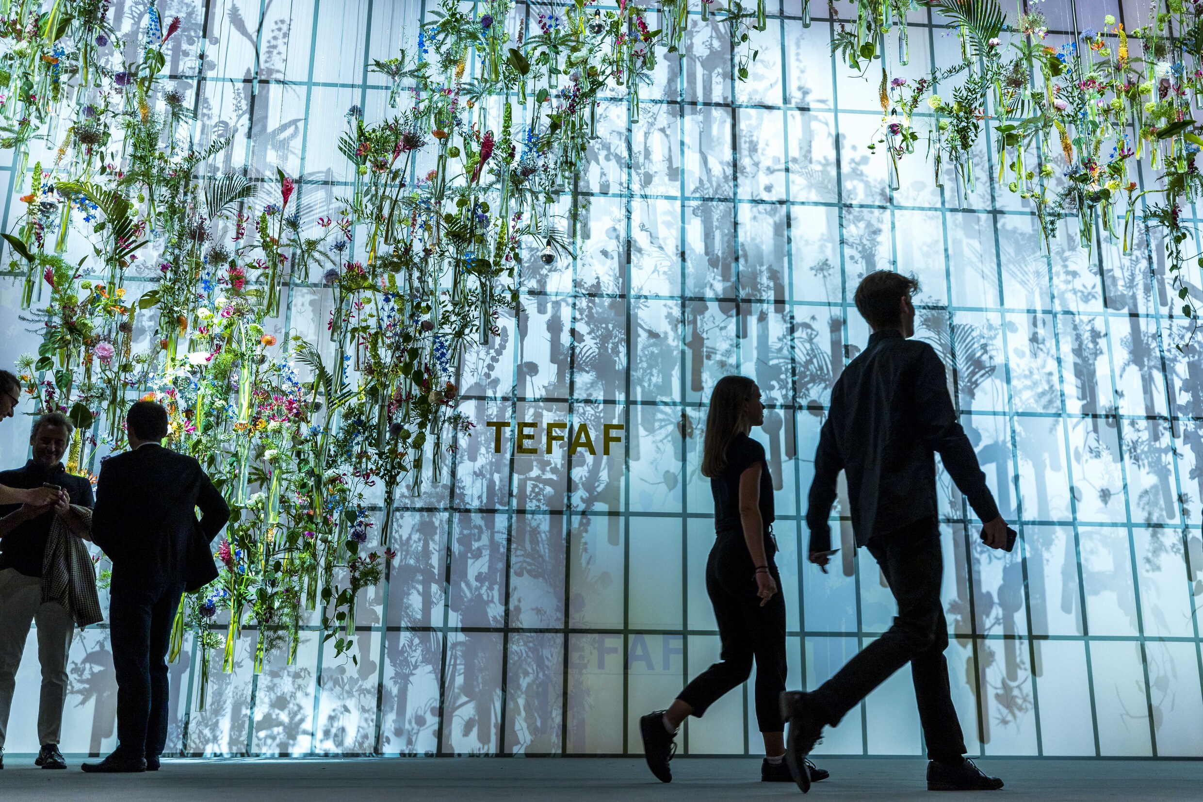 Twee aanhoudingen na gewapende overval Tefaf, politie zoekt nog twee ...