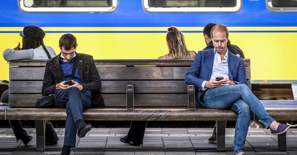 Het is sinds corona niet altijd een feest om met de trein en bus te ...