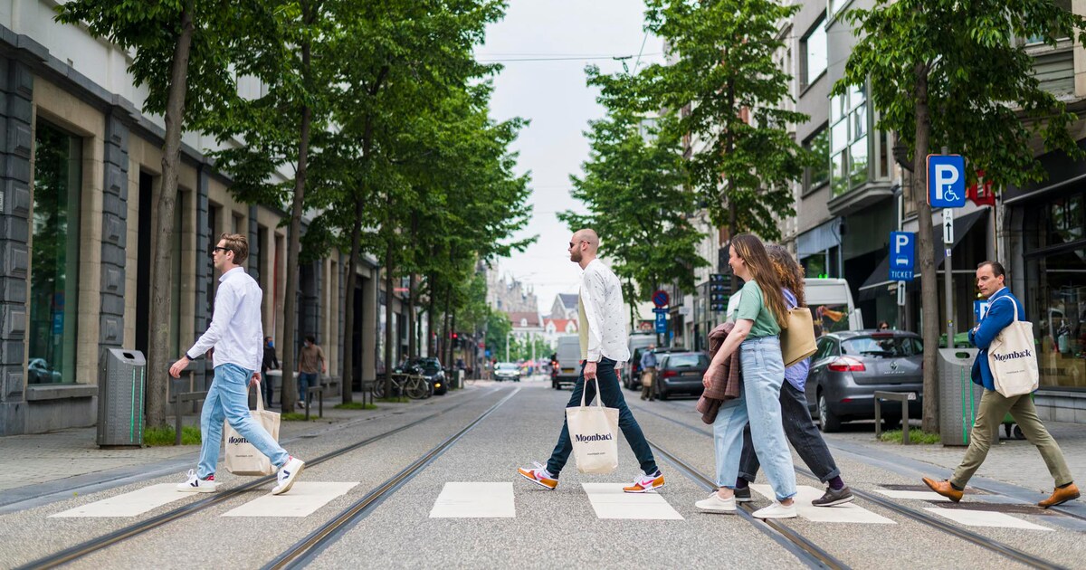 De champagne kan open: Moonback gaat de concurrentie aan met Booking ... De champagne kan open: Moonback gaat de concurrentie aan met Booking ...