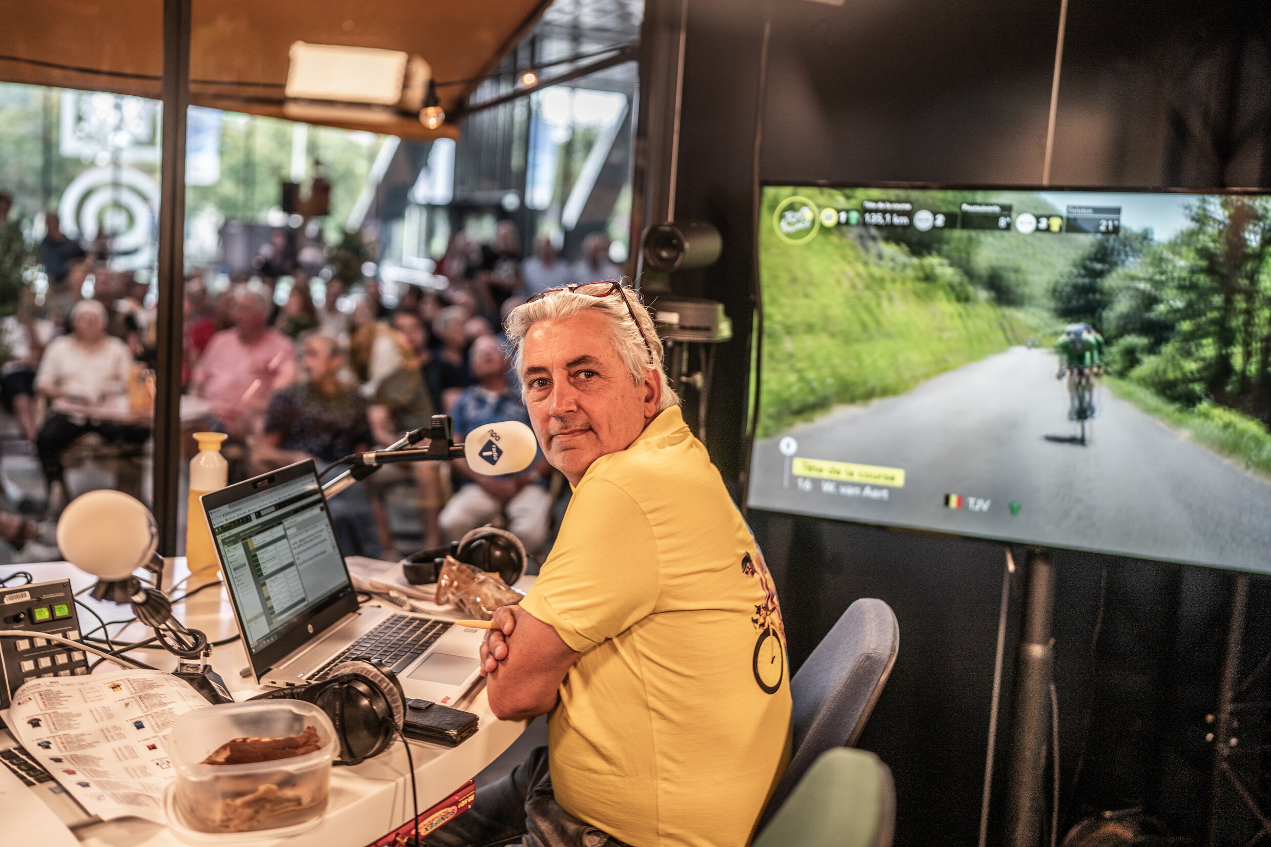 Radio om te luisteren? Nee, een belevenis met bier en publiek | Trouw