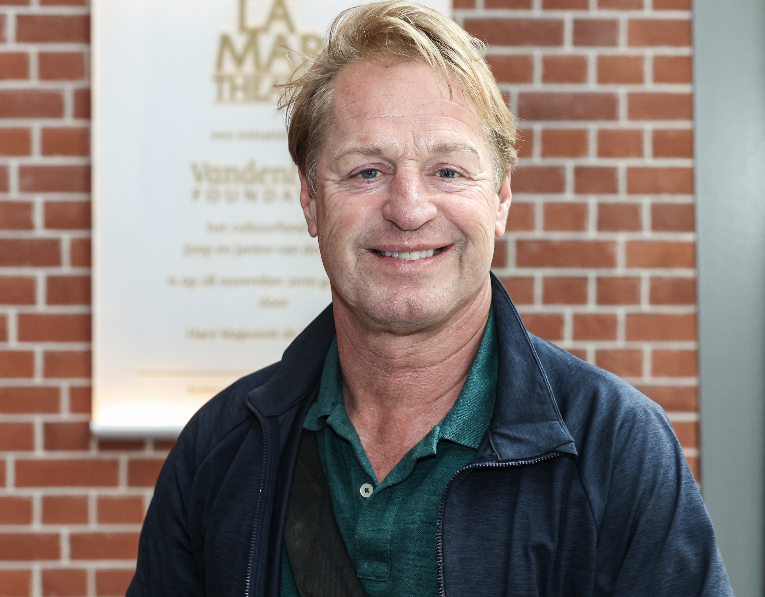 Wim Sonneveld speelde met zijn identiteit, maar bleef in de kast | Trouw