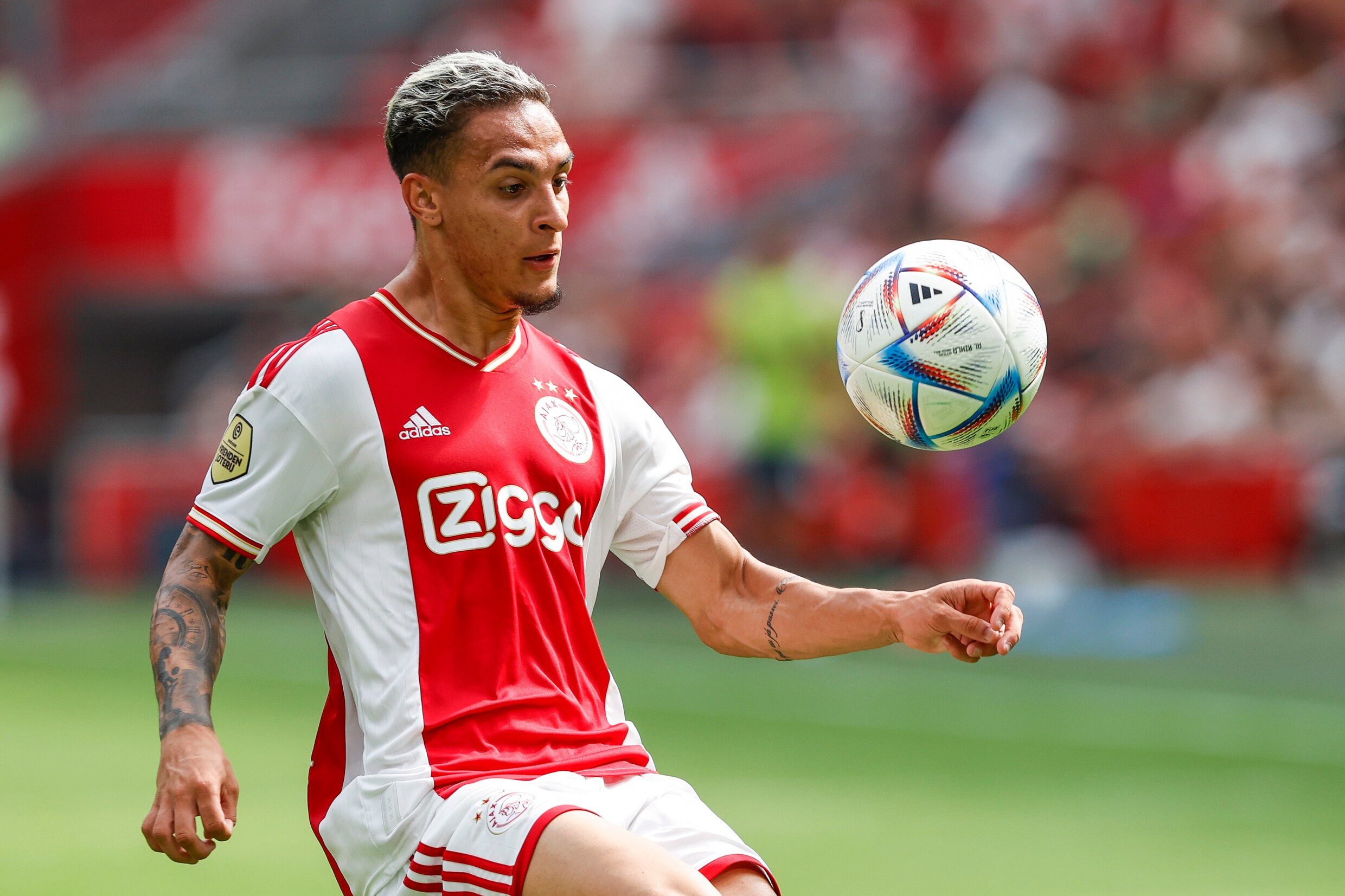 Trainer Schreuder van Ajax baalt van vertrek Antony naar United. ‘Ik vind het gewoon slecht’ | Trouw