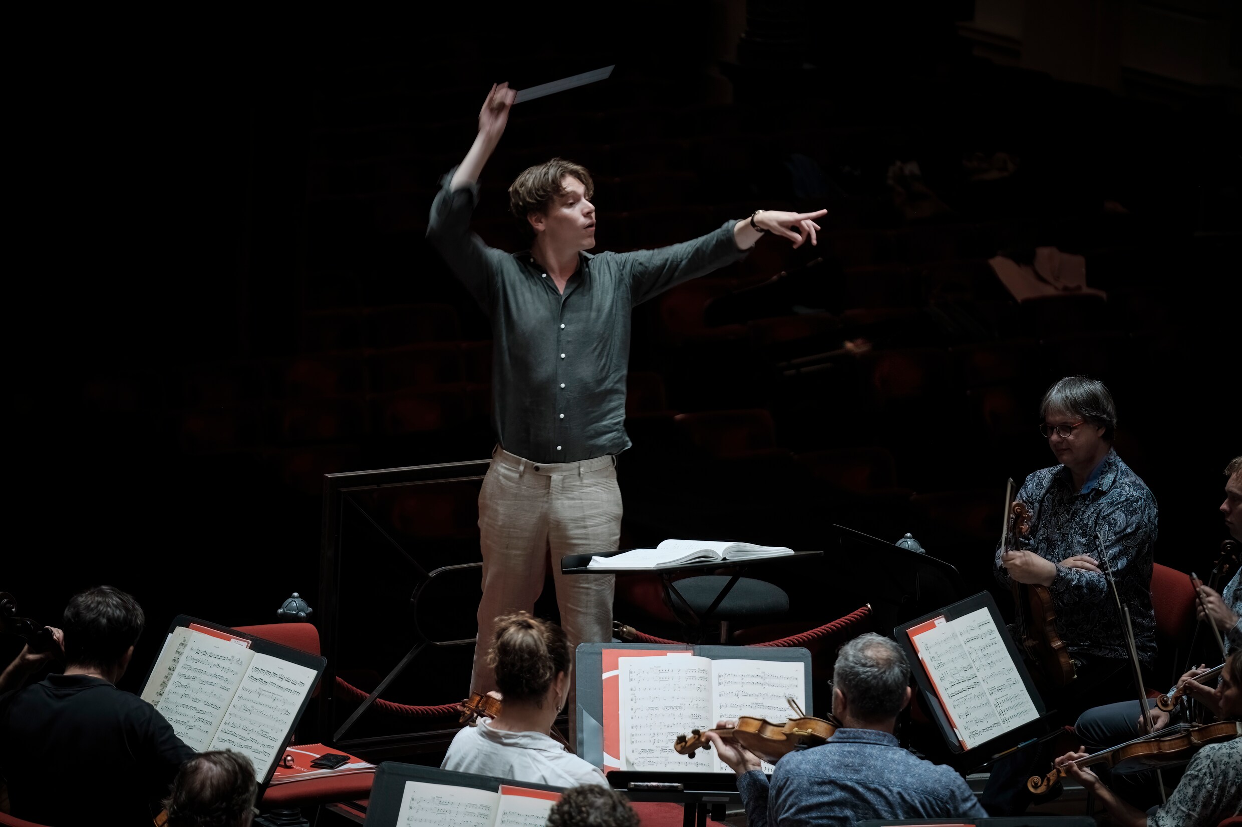 Knulletje Klaus Mäkelä wist op zijn zevende dat hij dirigent wilde worden | Trouw