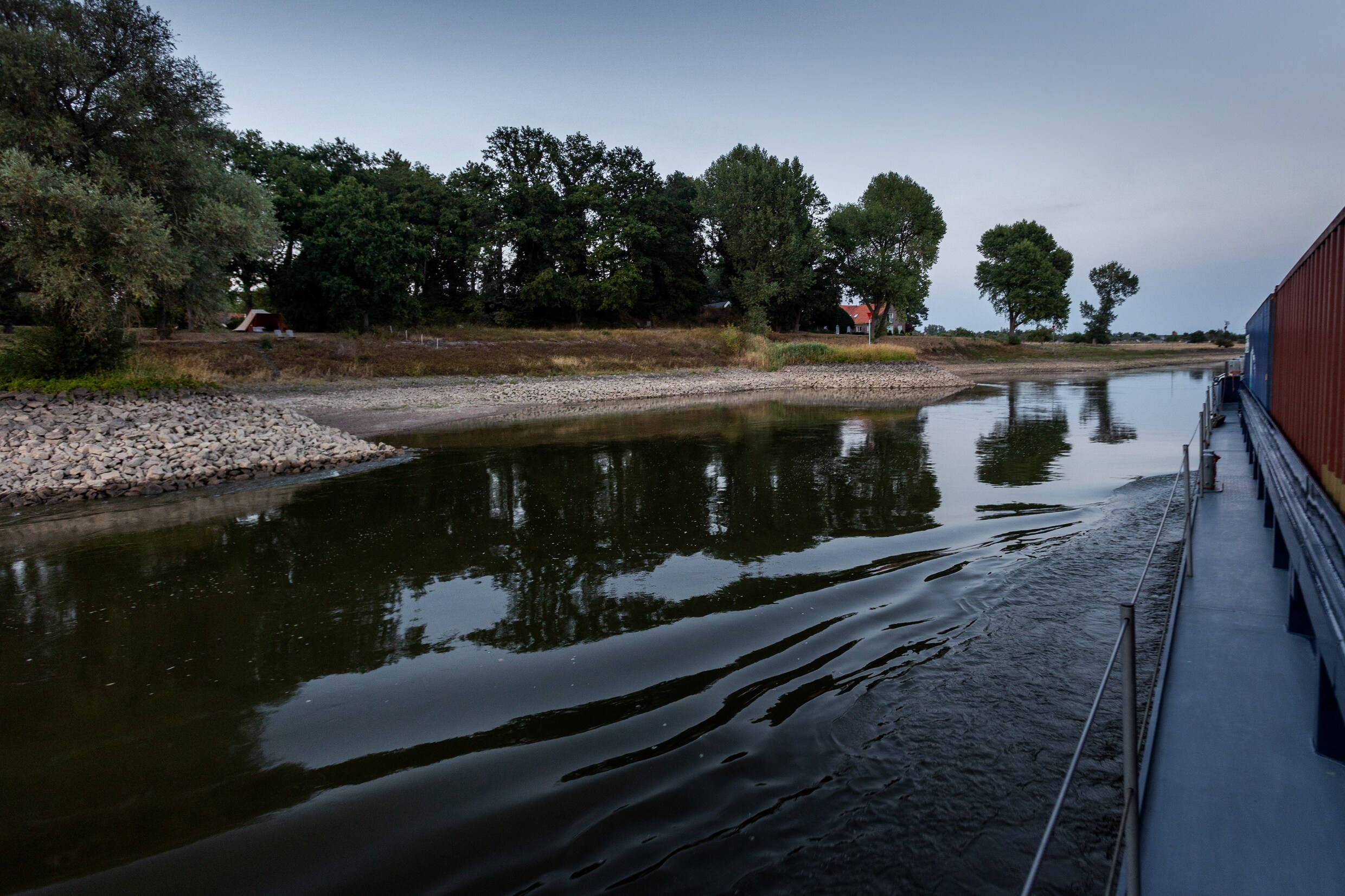 Een binnenvaartschipper en sluiswachter zien de IJssel opdrogen | Trouw