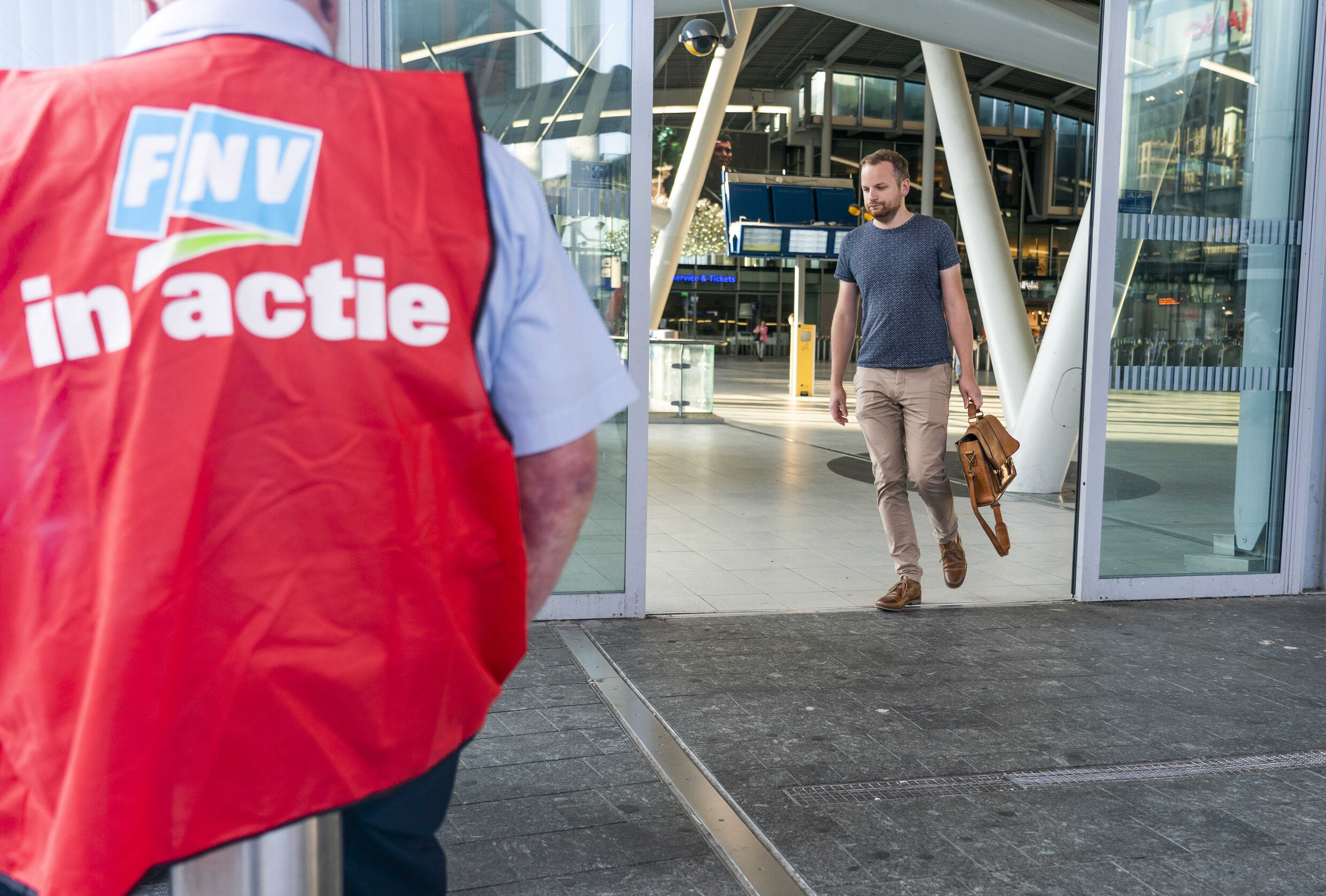 Stakingen leggen vrijdag al het NS-treinverkeer en deel streekvervoer ...