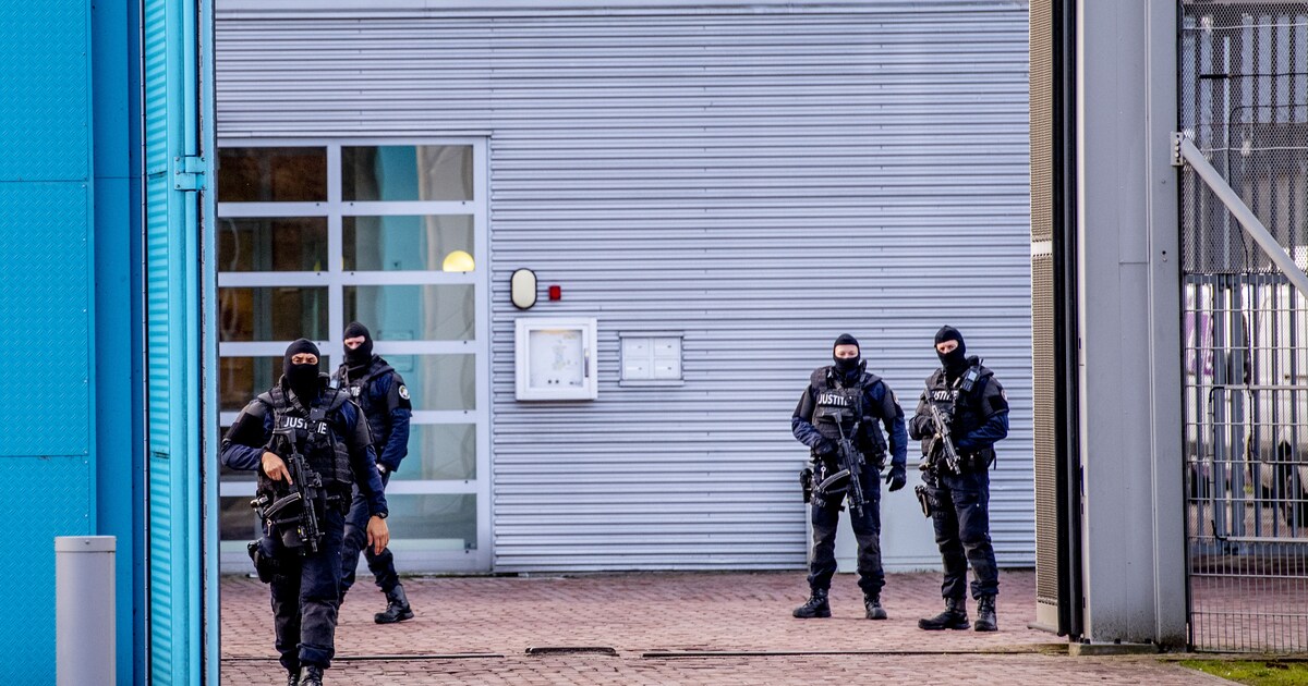 Kabinet bevestigt fout: gedetineerden EBI hadden kort contact | Trouw