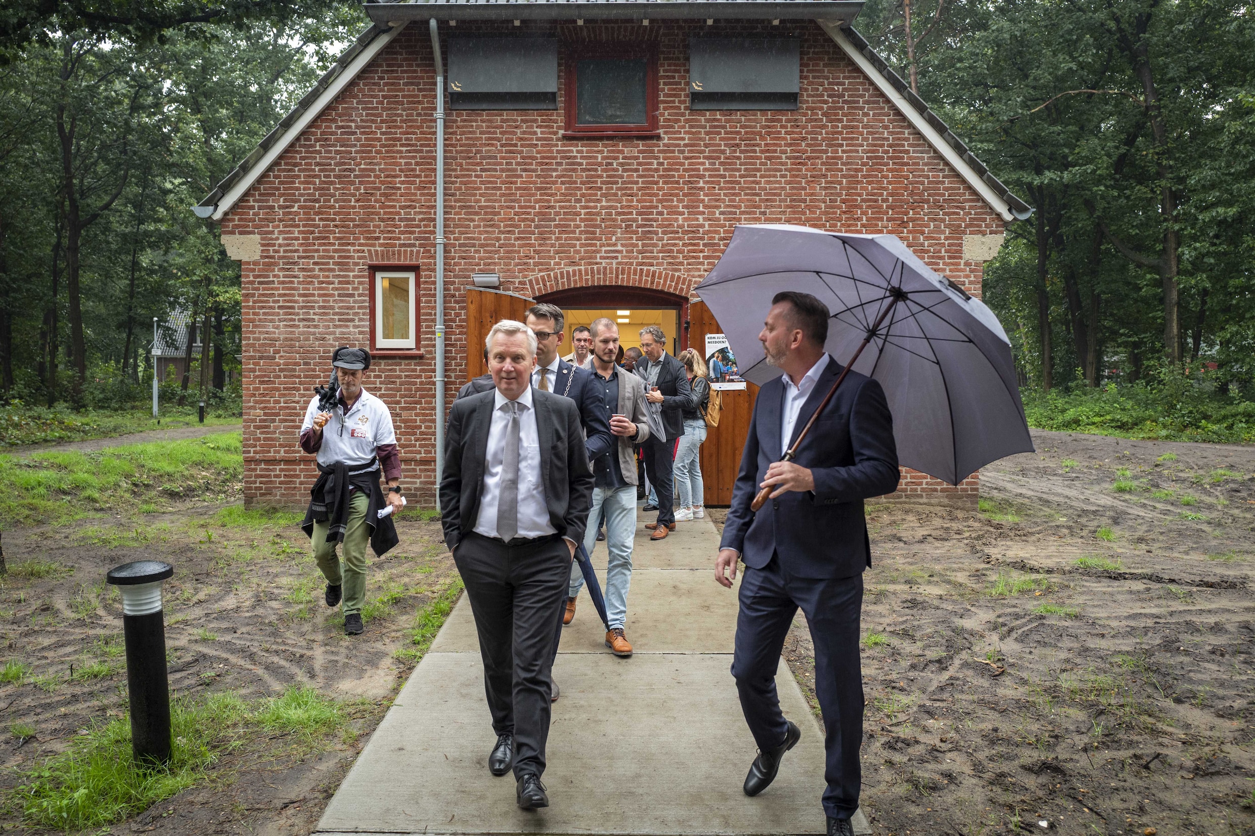 Van der Burg haalt eigen deadline voor asielwet wederom niet | Trouw