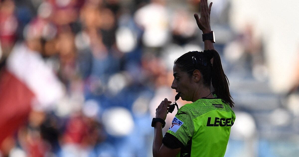 Vrouwelijke arbiter Maria Sole Ferrieri Caputi (32) dringt door tot ...