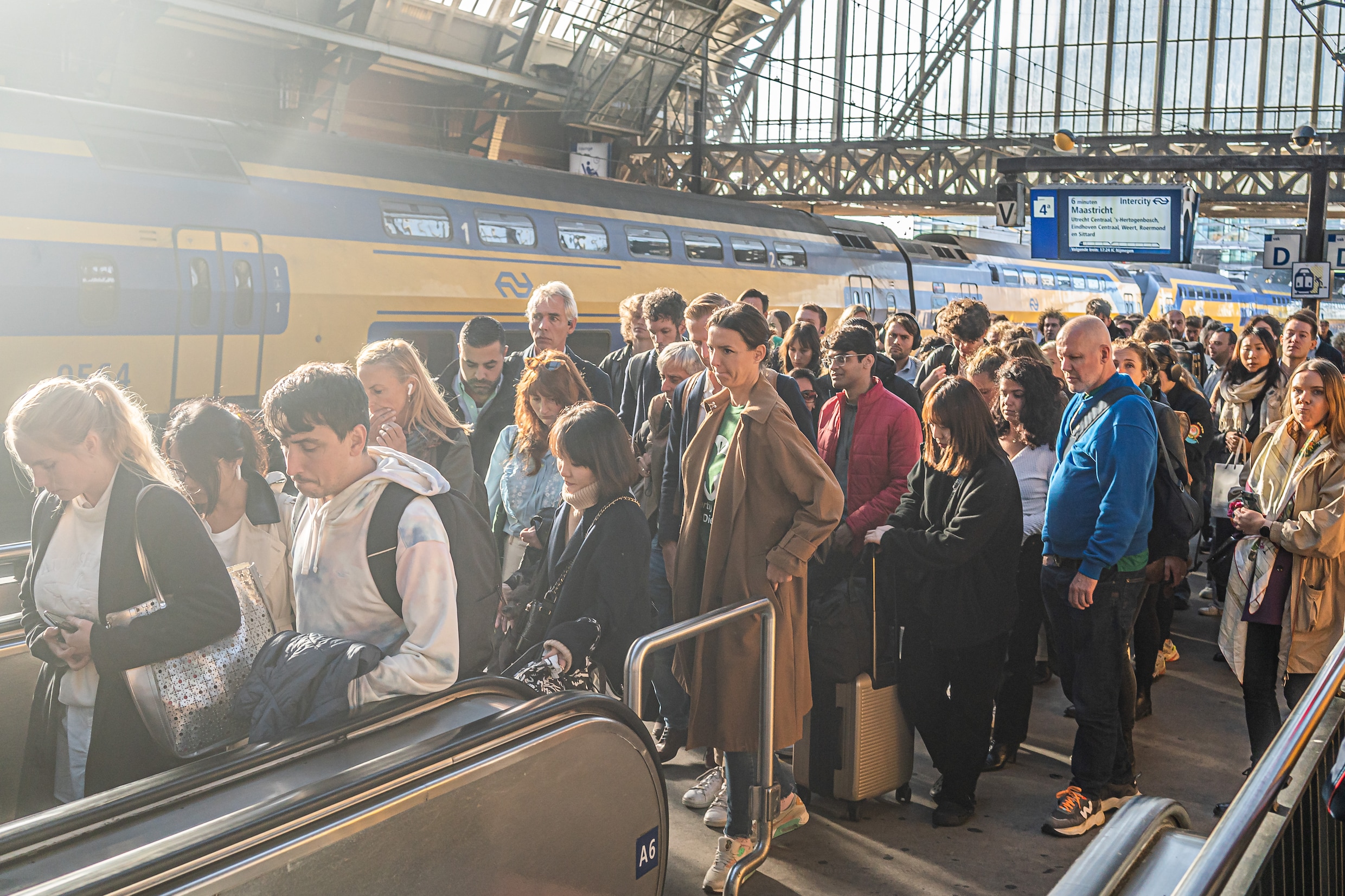 Het is propvol in de trein, en dan eet je buurvrouw ook nog een frietje mayo | Trouw