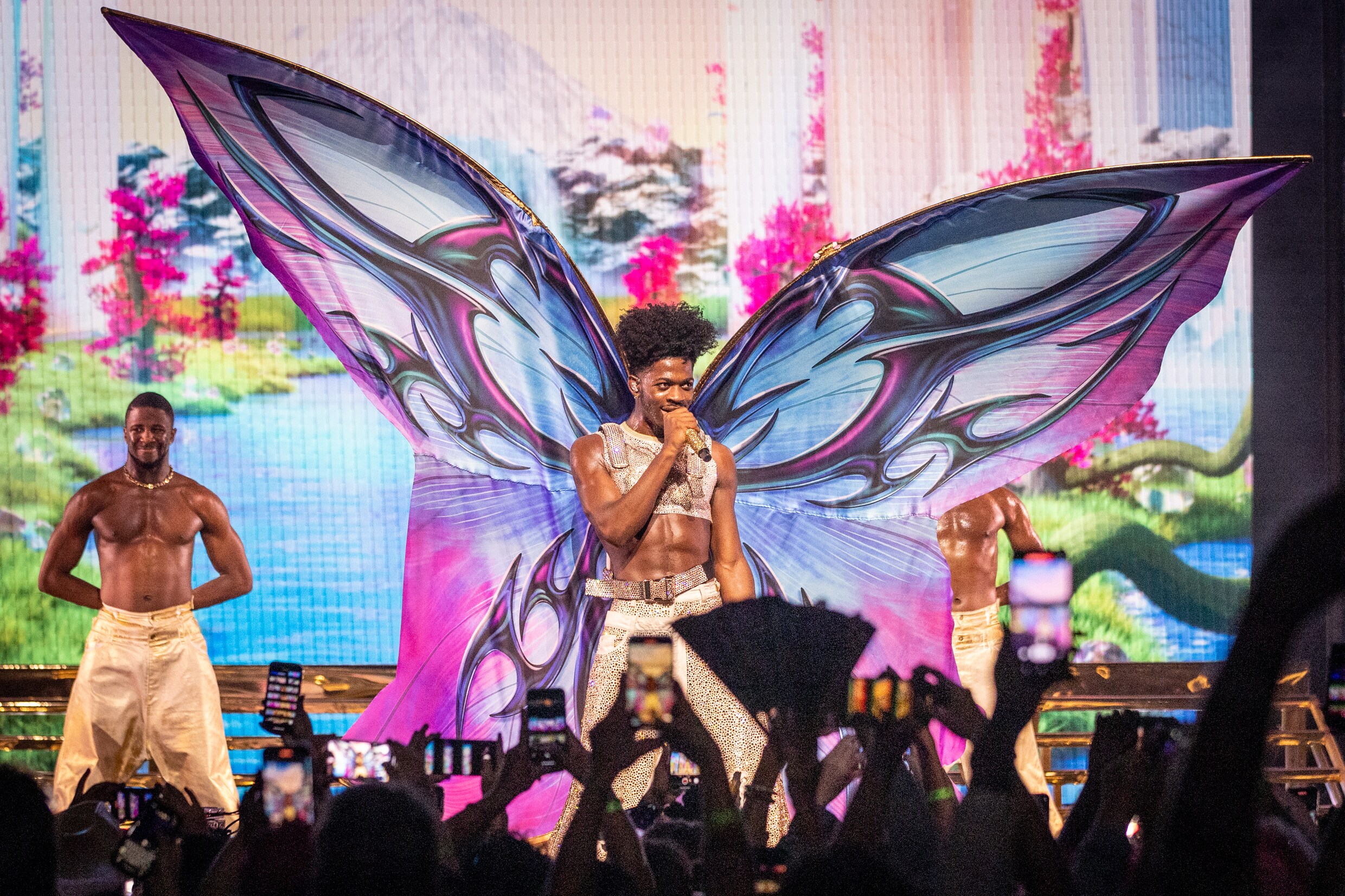 Het optreden van Lil Nas X was als confetti: feestelijk en kleurrijk ...