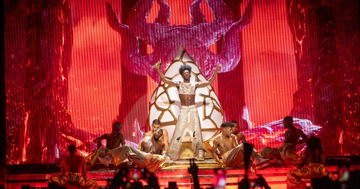 Het optreden van Lil Nas X was als confetti: feestelijk en kleurrijk ...