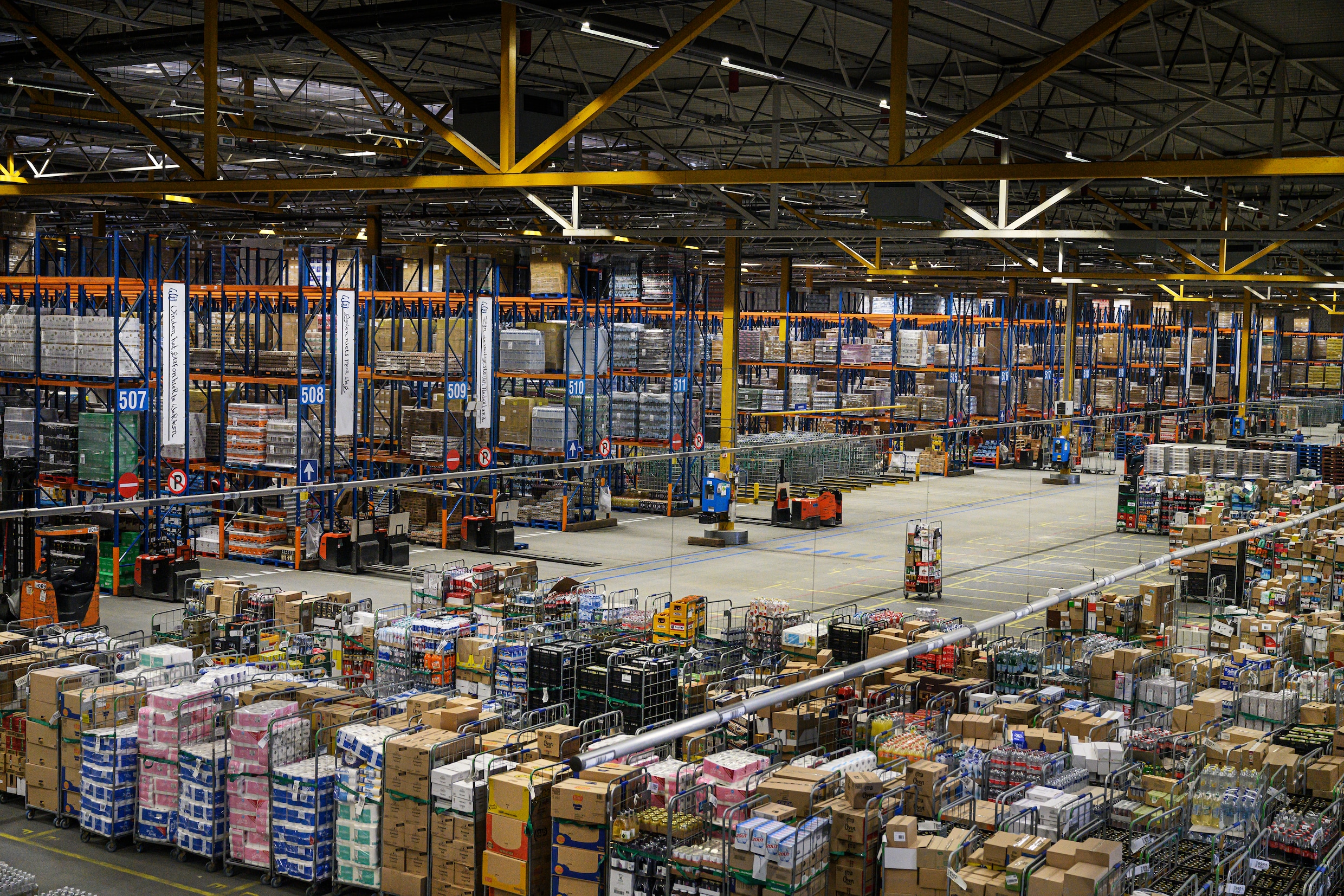 Vakbonden dreigen met staking bij distributiecentra Albert Heijn | Trouw