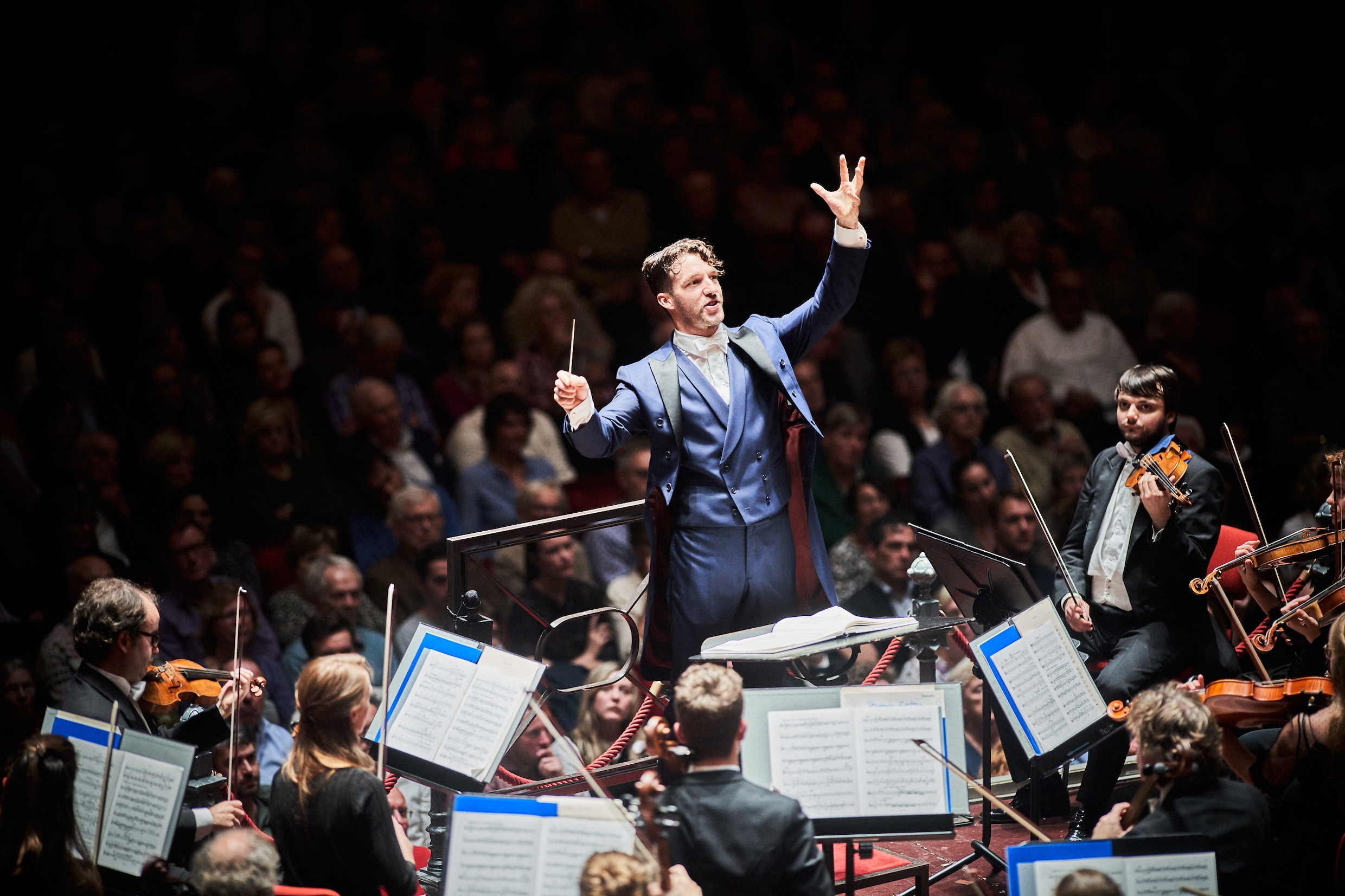 Lorenzo Viotti begint zijn tweede seizoen in een bomvol en euforisch ...