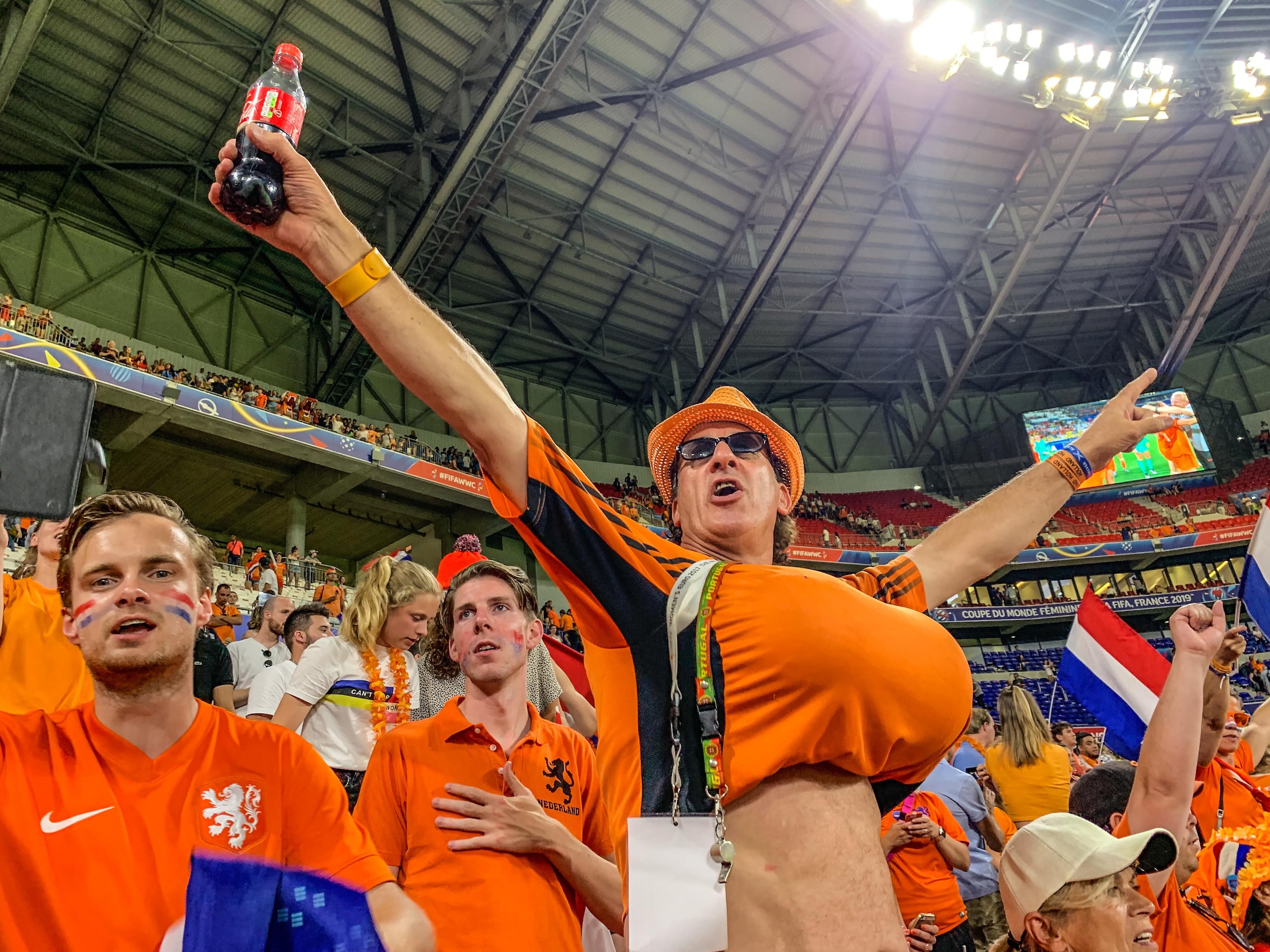 Oranje-fan Harry vindt ophef over zijn gratis reis naar WK Qatar ‘een ...