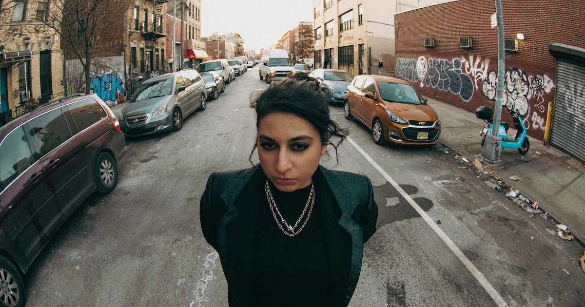 Arooj Aftab is doodmoe van de wereldse gekte, maar haar muziek biedt ...