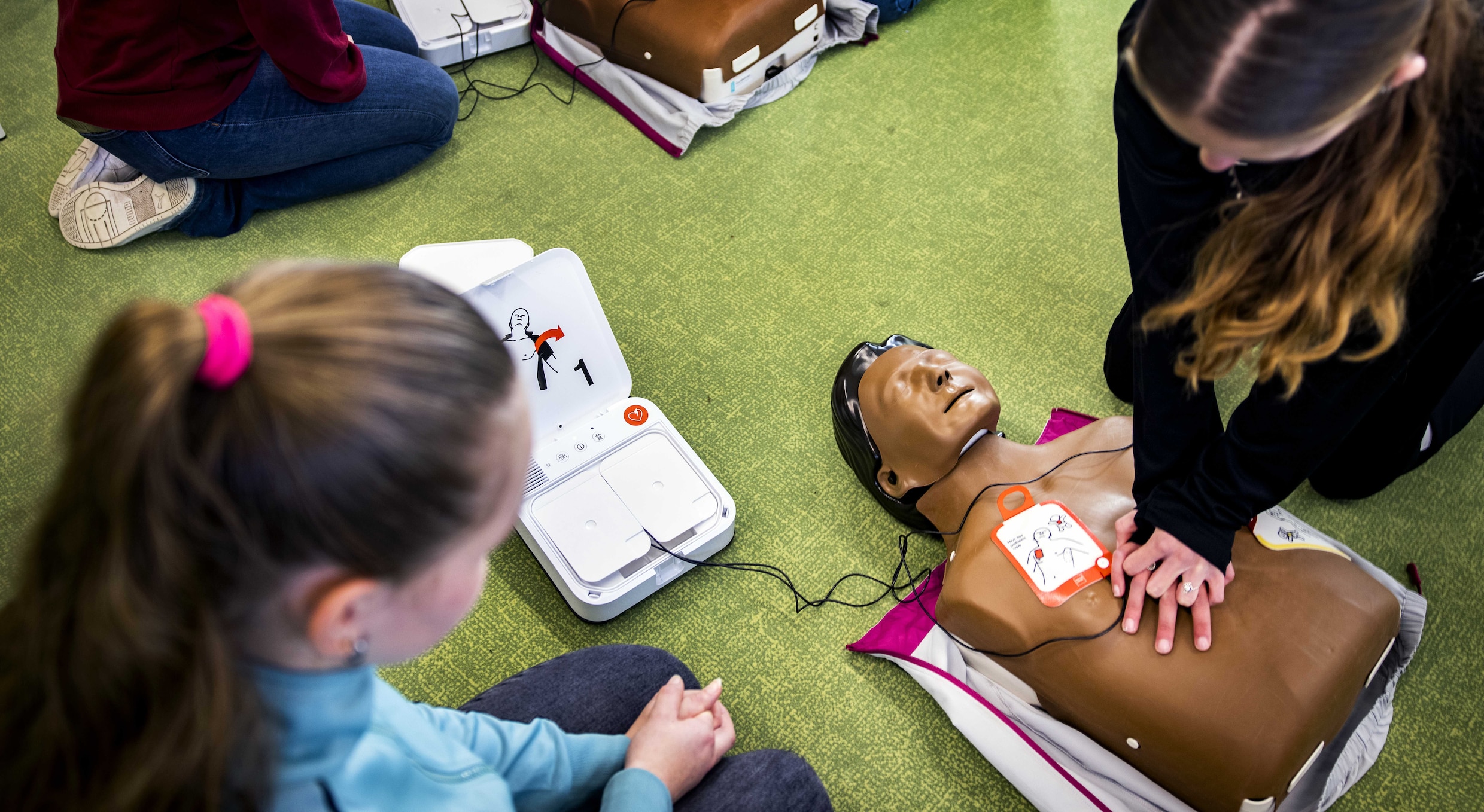 Reanimeren kun je leren met een VR-bril, zelfs na een biertje op een ...