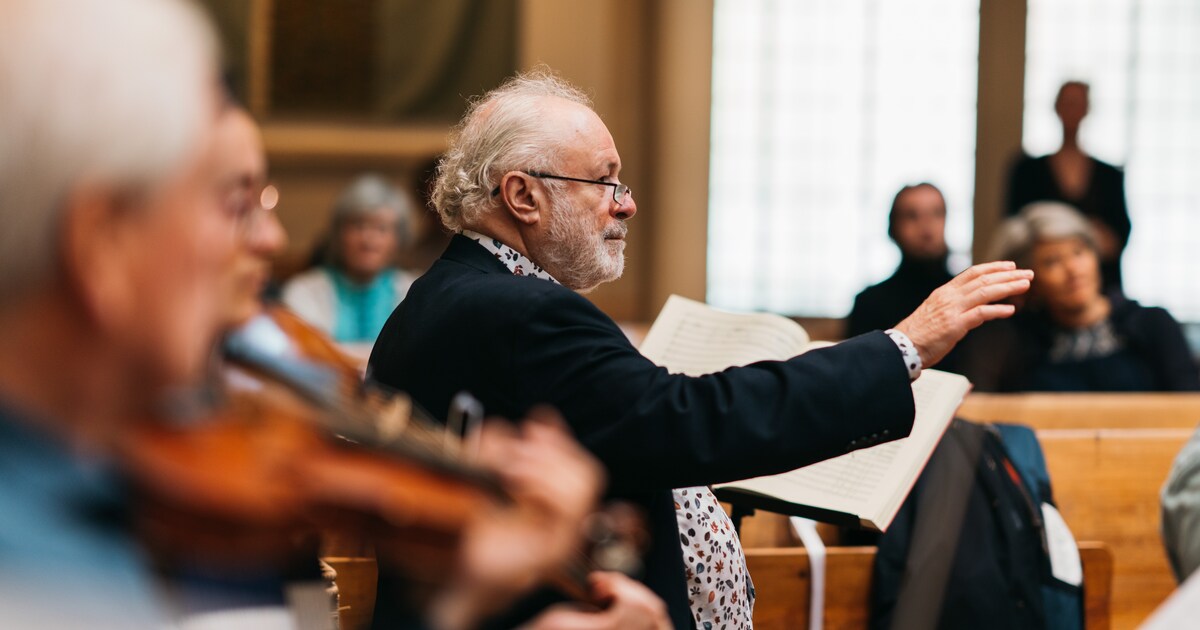 Kenneth Montgomery bekommert zich nog één keer over de jonge zangers ...