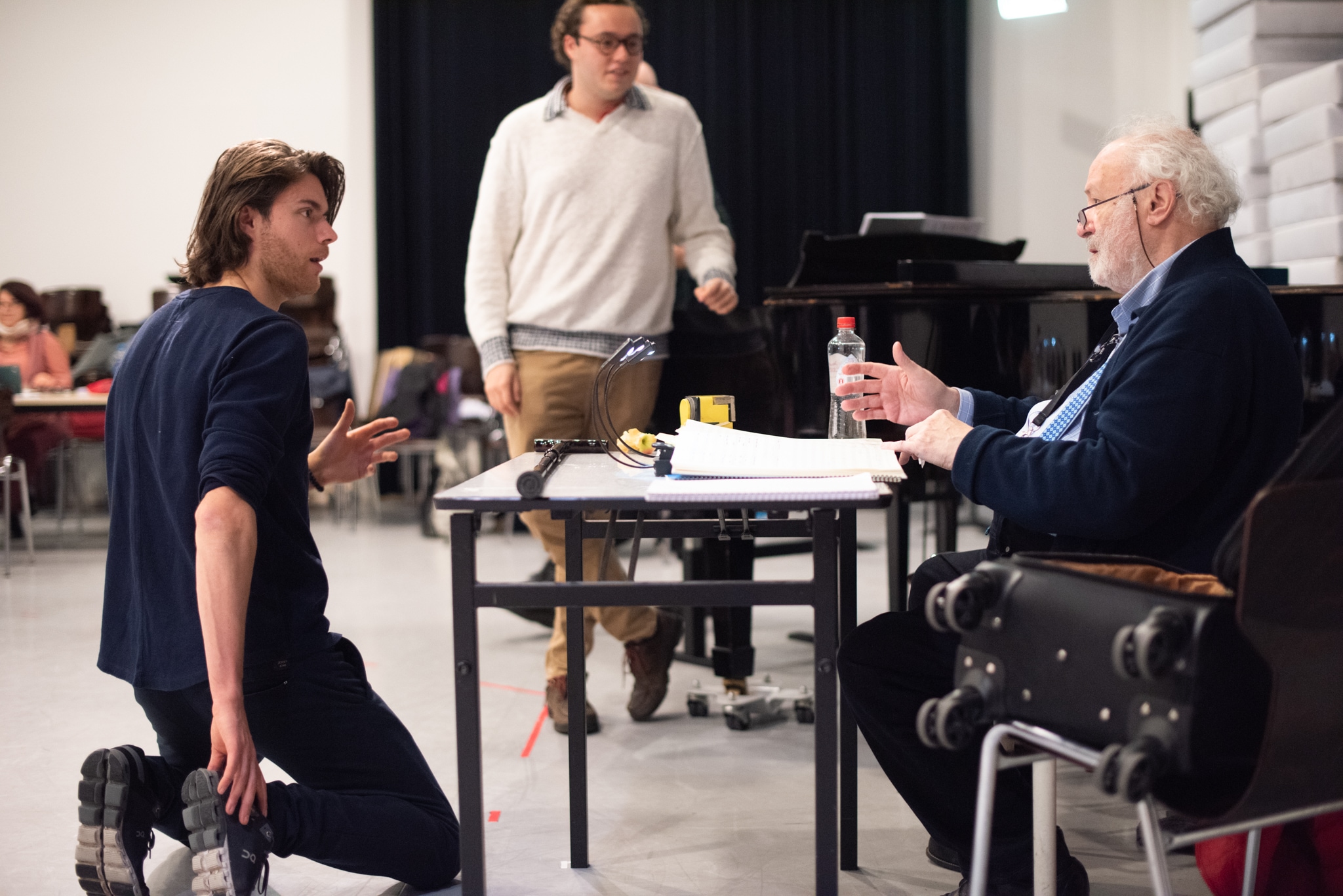 Kenneth Montgomery bekommert zich nog één keer over de jonge zangers ...