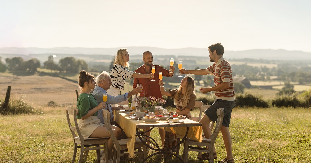 Wandelende clichés zetten de boel op stelten in Hollandse rouwkom ‘Fijn ...