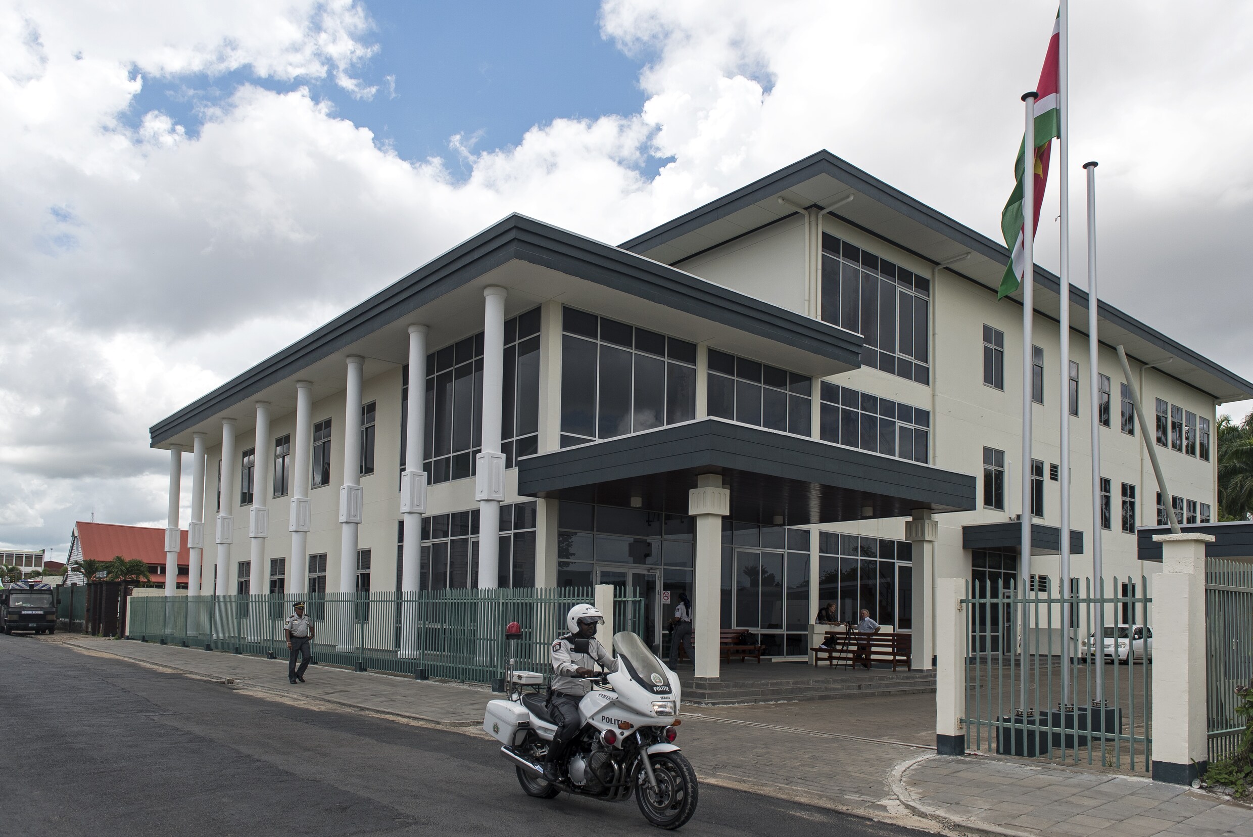 Na de ‘aanslag op de rechtsstaat’ in Paramaribo zijn leger, politiek en ...