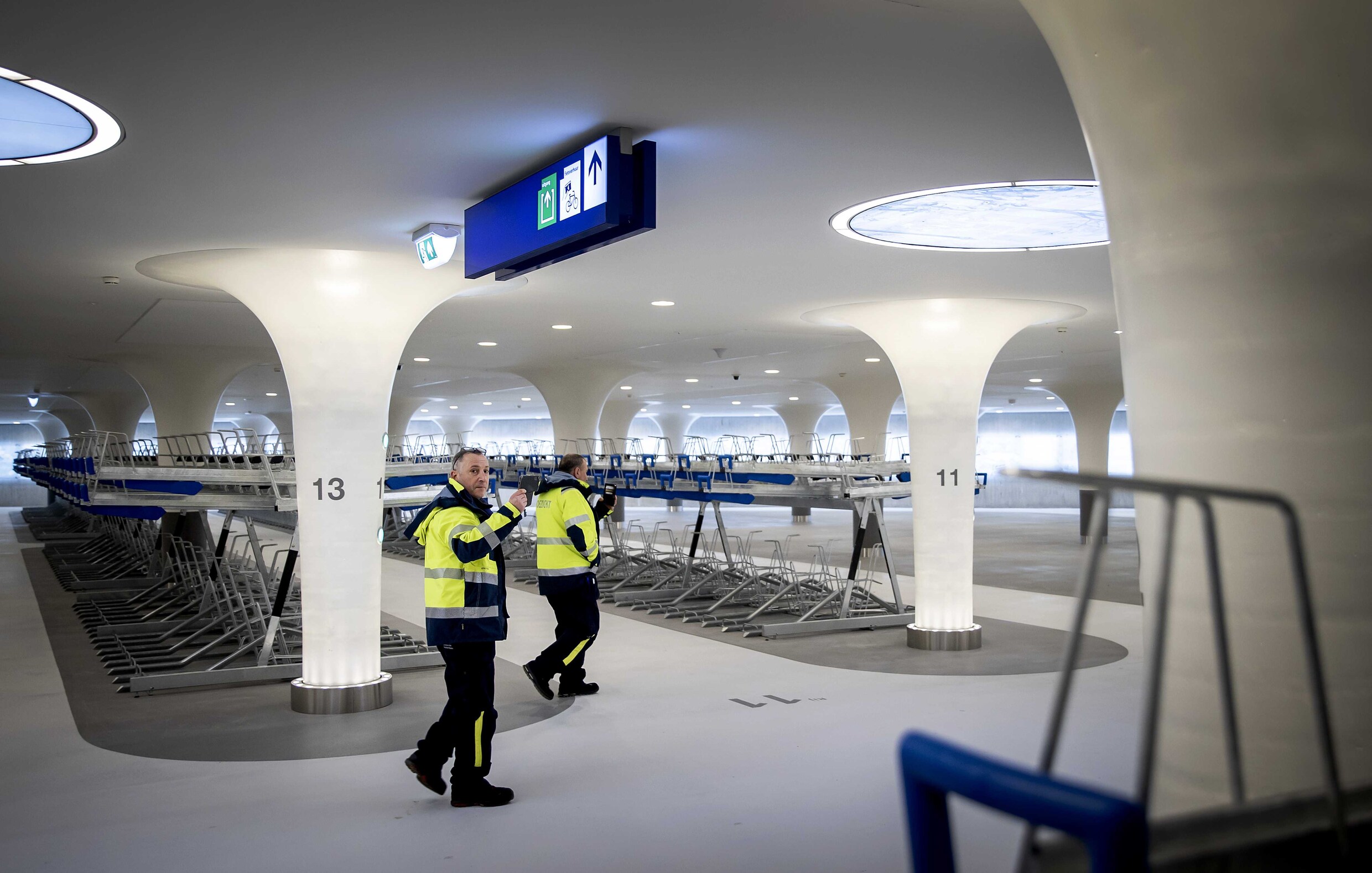 Enorme fietsenstalling bij Amsterdam Centraal geopend | Trouw