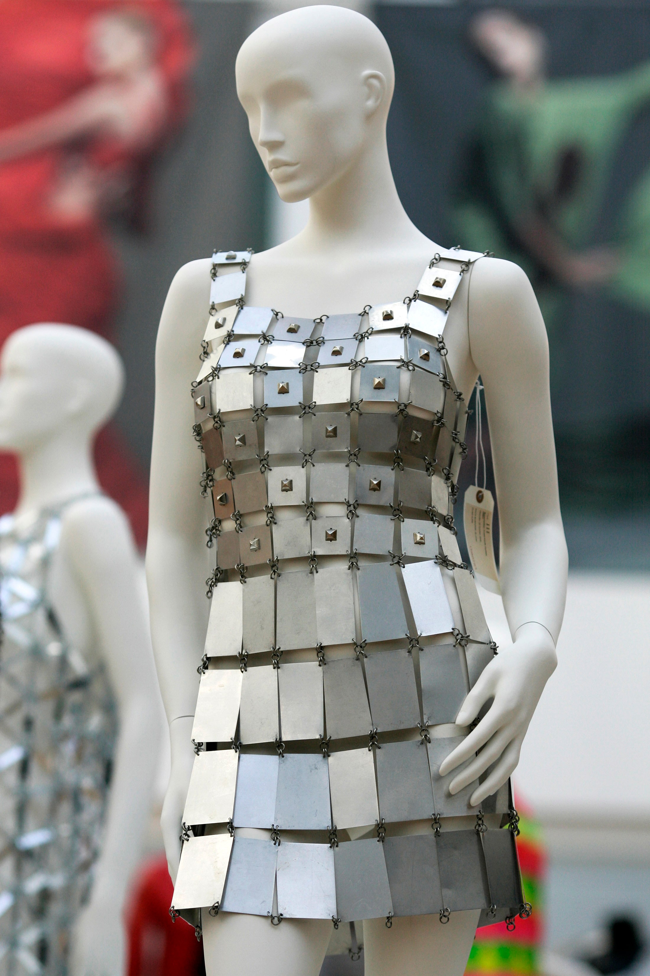 Paco Rabanne (1934-2023): de ontwerper die ondraagbare jurken tot een ...