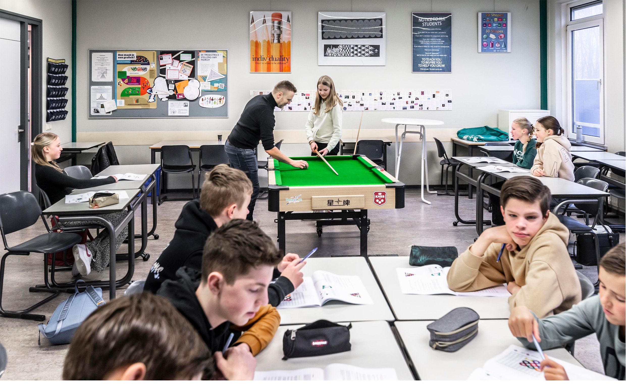 Poolen in de wiskundeles verbetert de concentratie en het ruimtelijk ...