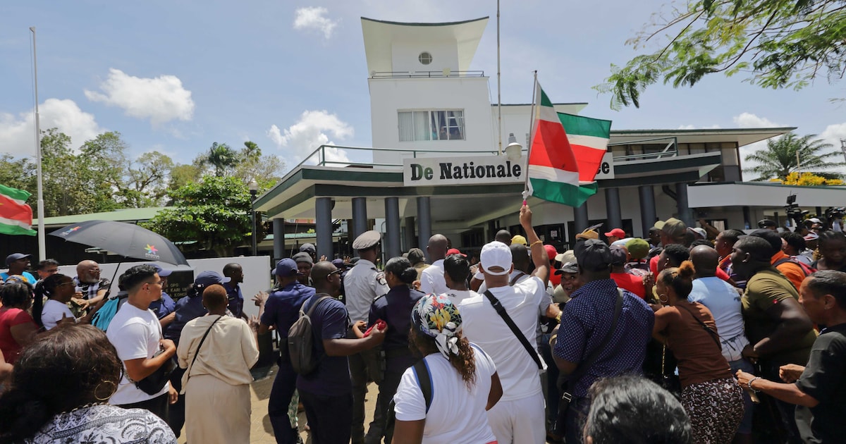 Politie sluit binnenstad Paramaribo af na bestorming parlement en ...