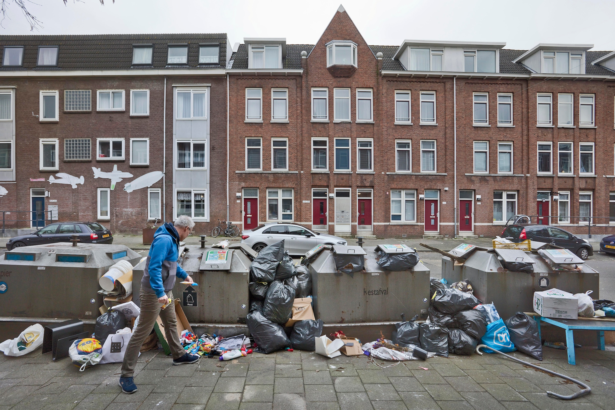 Rechters verdrinken in zaken over verkeerd geplaatst huisvuil | Trouw
