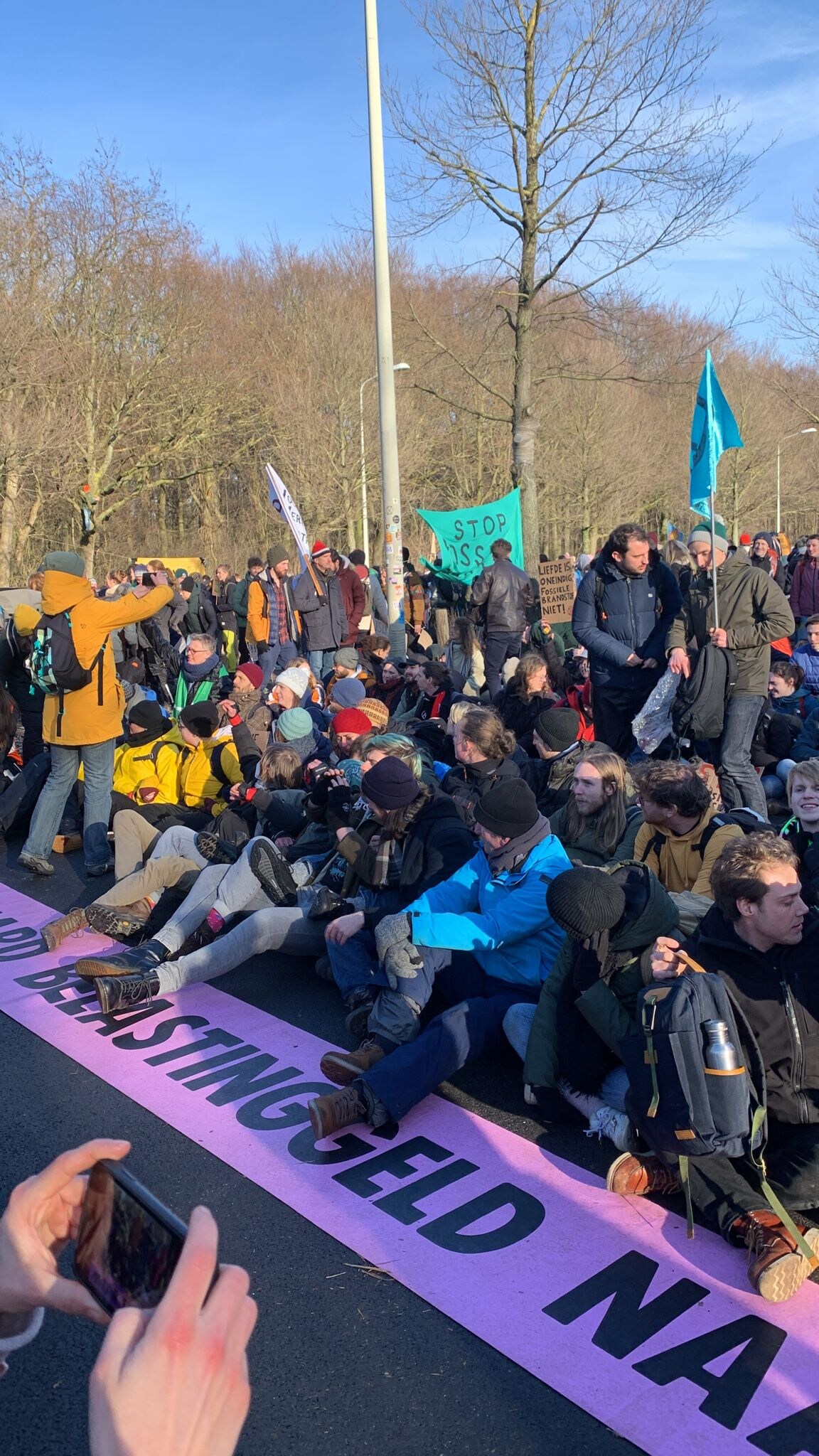Zo'n 700 klimaatactivisten aangehouden bij demonstratie XR op A12 | Trouw