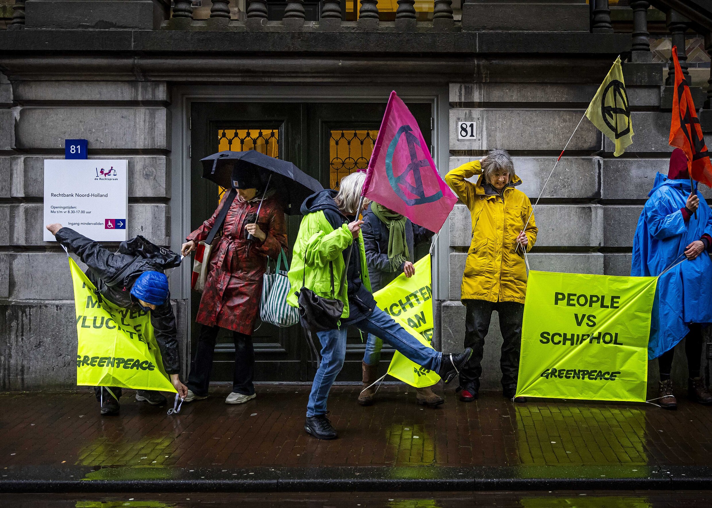 Rechter geeft KLM gelijk: krimpplan voor Schiphol is te kort door de ...